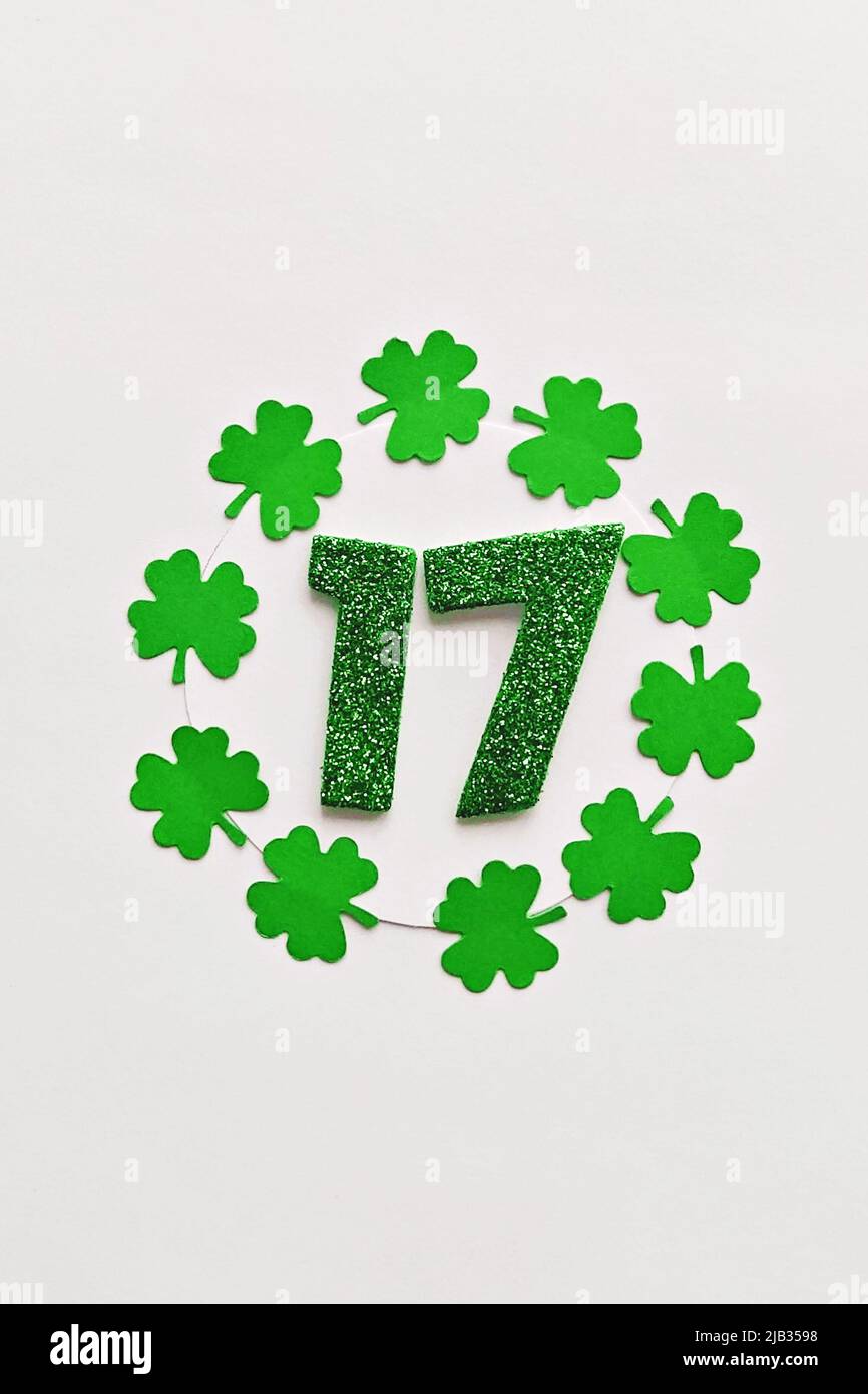 Chiffre 17 sur fond blanc avec cadre rond de feuilles de trèfle à ...