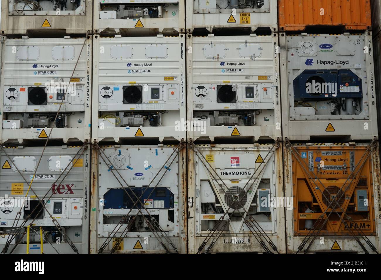 Vue sur les conteneurs de reefer blanc et orange provenant de divers ...