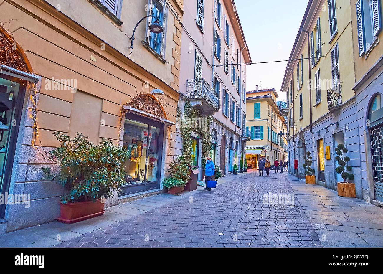COMO, ITALIE - 20 MARS 2022 : les bâtiments colorés de la via Giovio ...