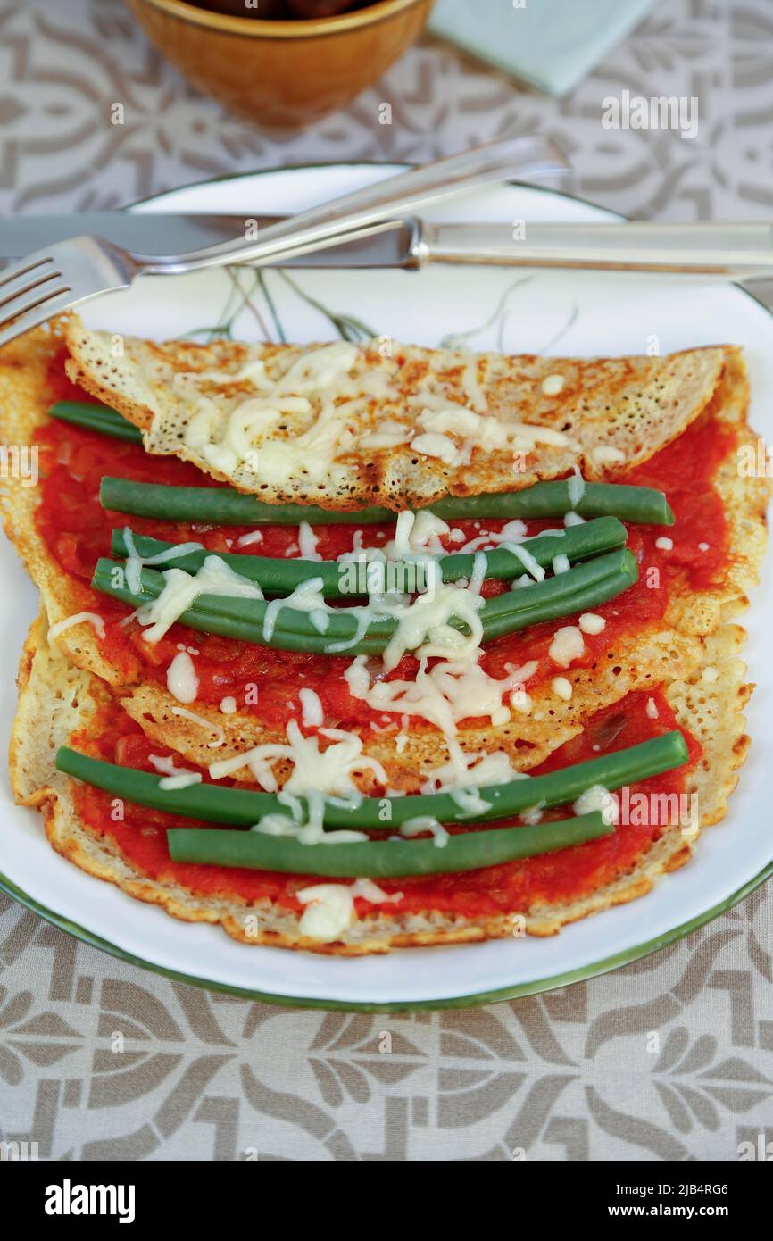 Cuisine souabe, crêpes farcies aux haricots verts, sauce tomate et ...