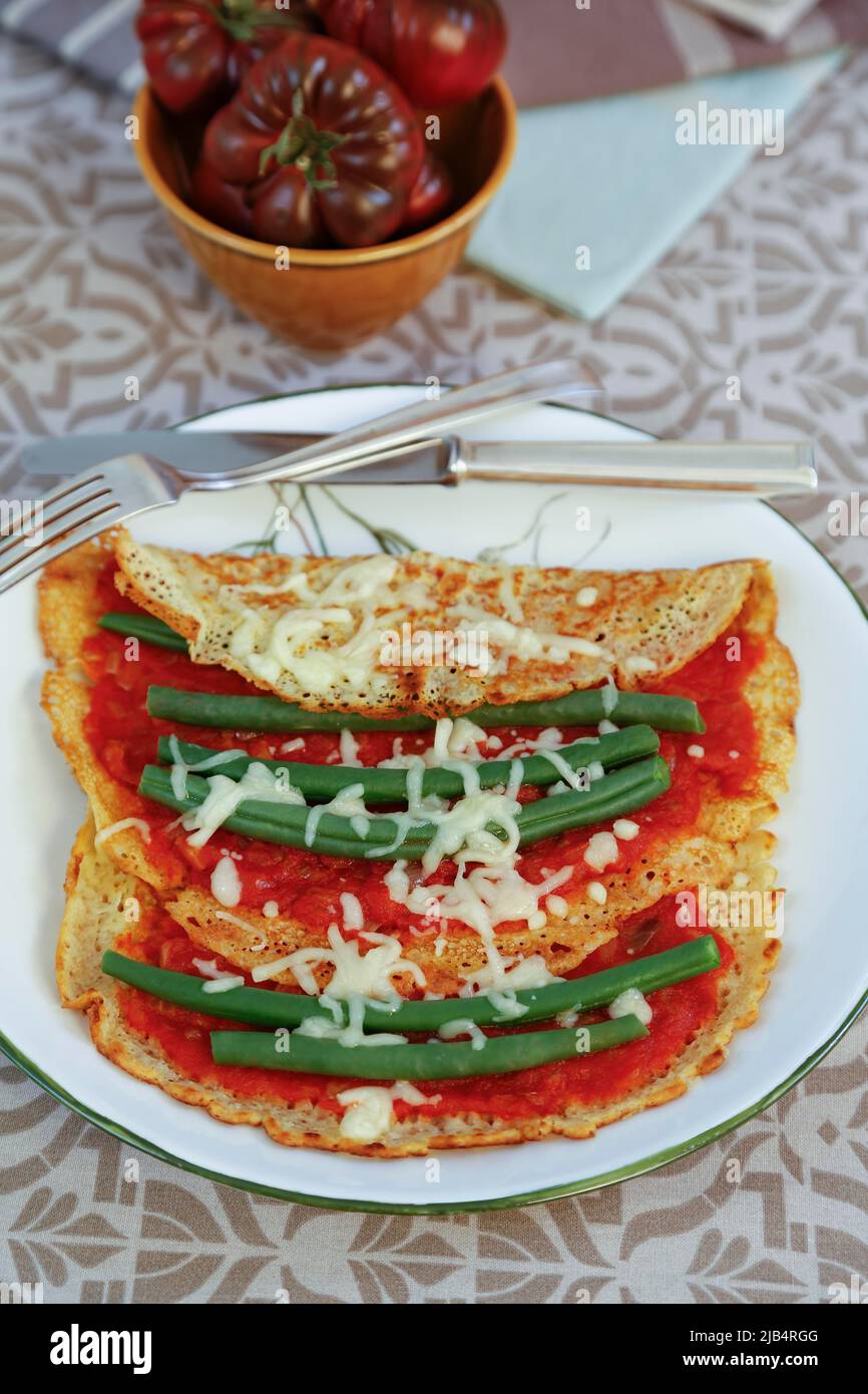 Cuisine souabe, crêpes farcies aux haricots verts, sauce tomate et ...