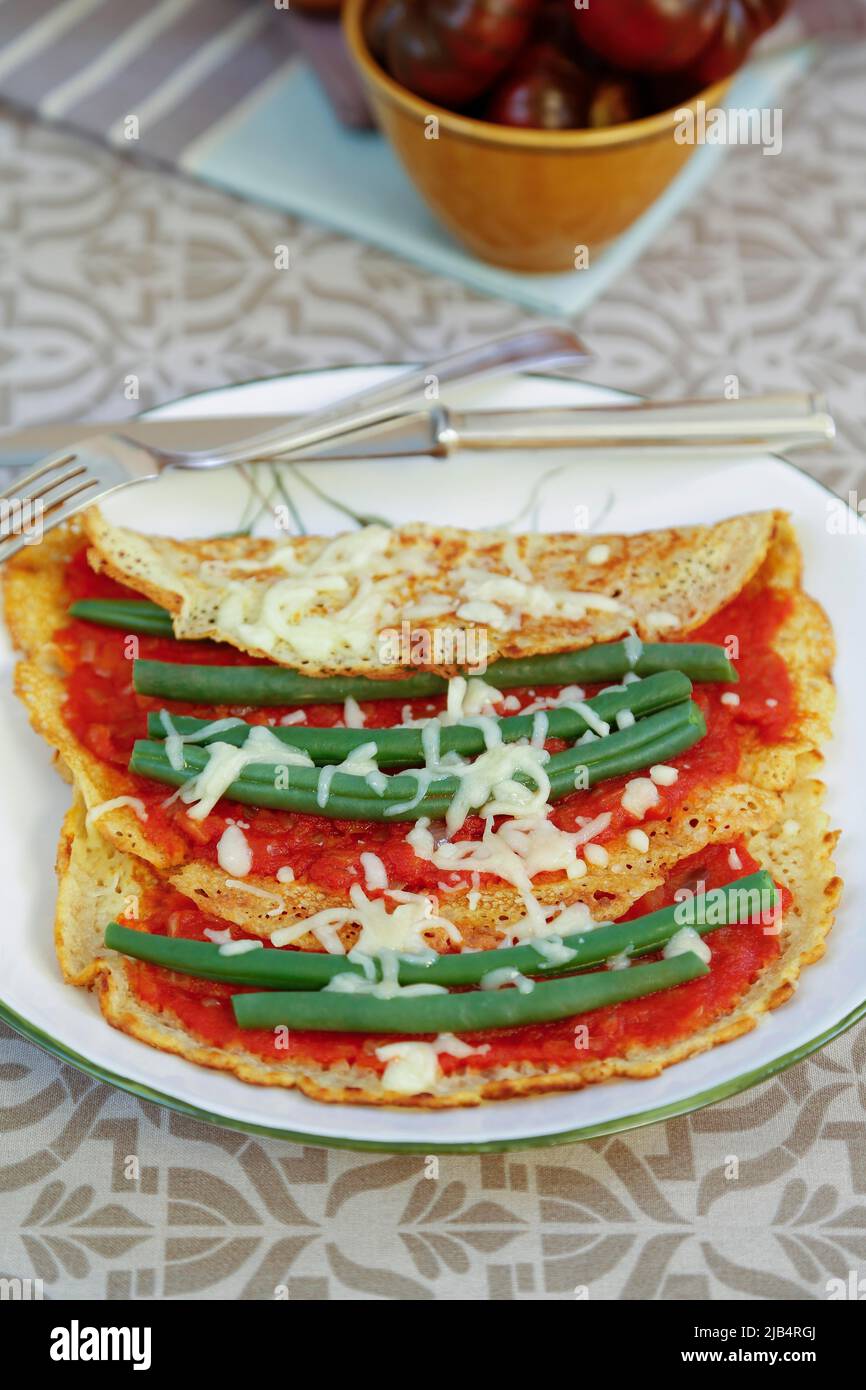 Cuisine souabe, crêpes farcies aux haricots verts, sauce tomate et ...