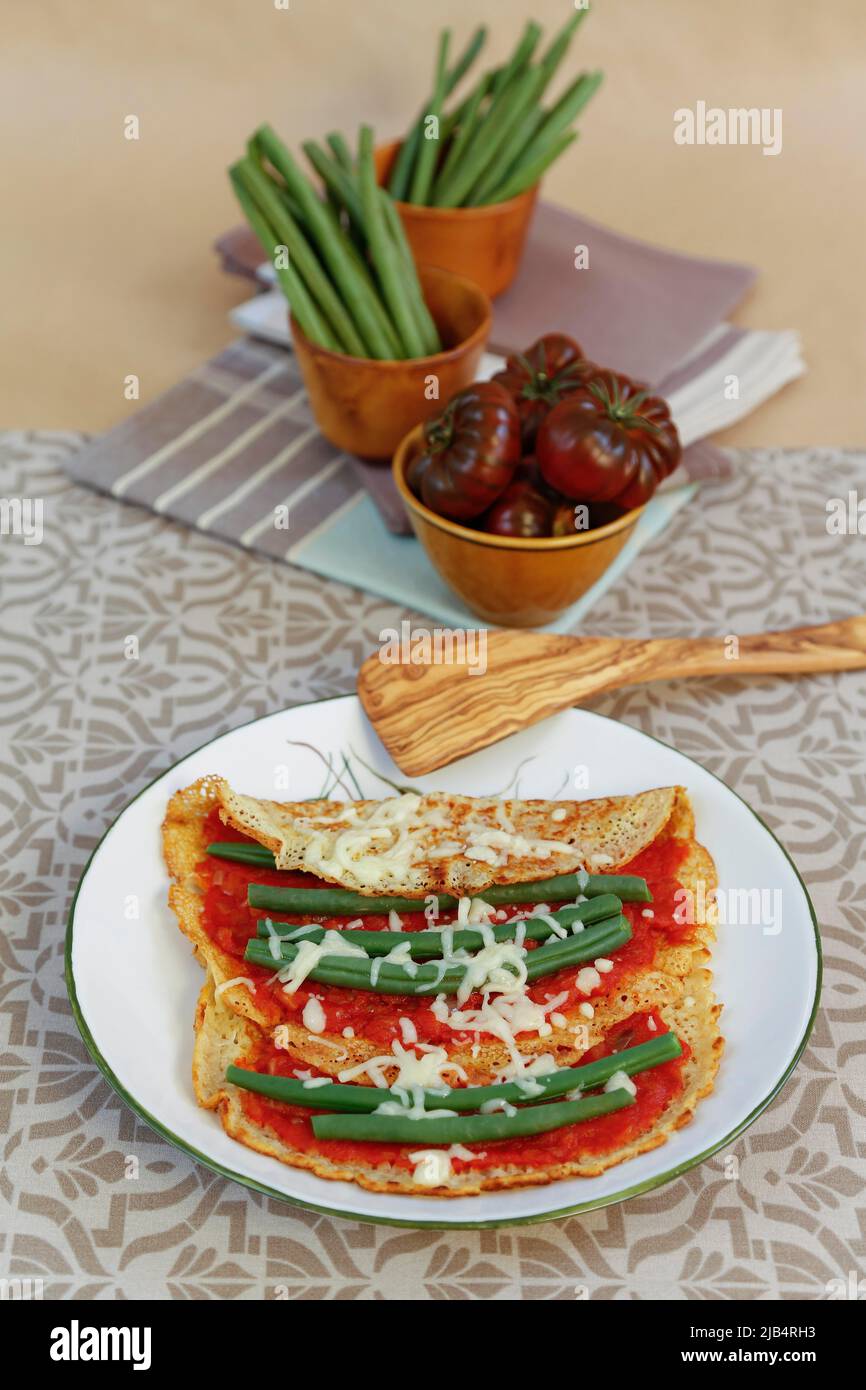 Cuisine souabe, crêpes farcies aux haricots verts, sauce tomate et ...
