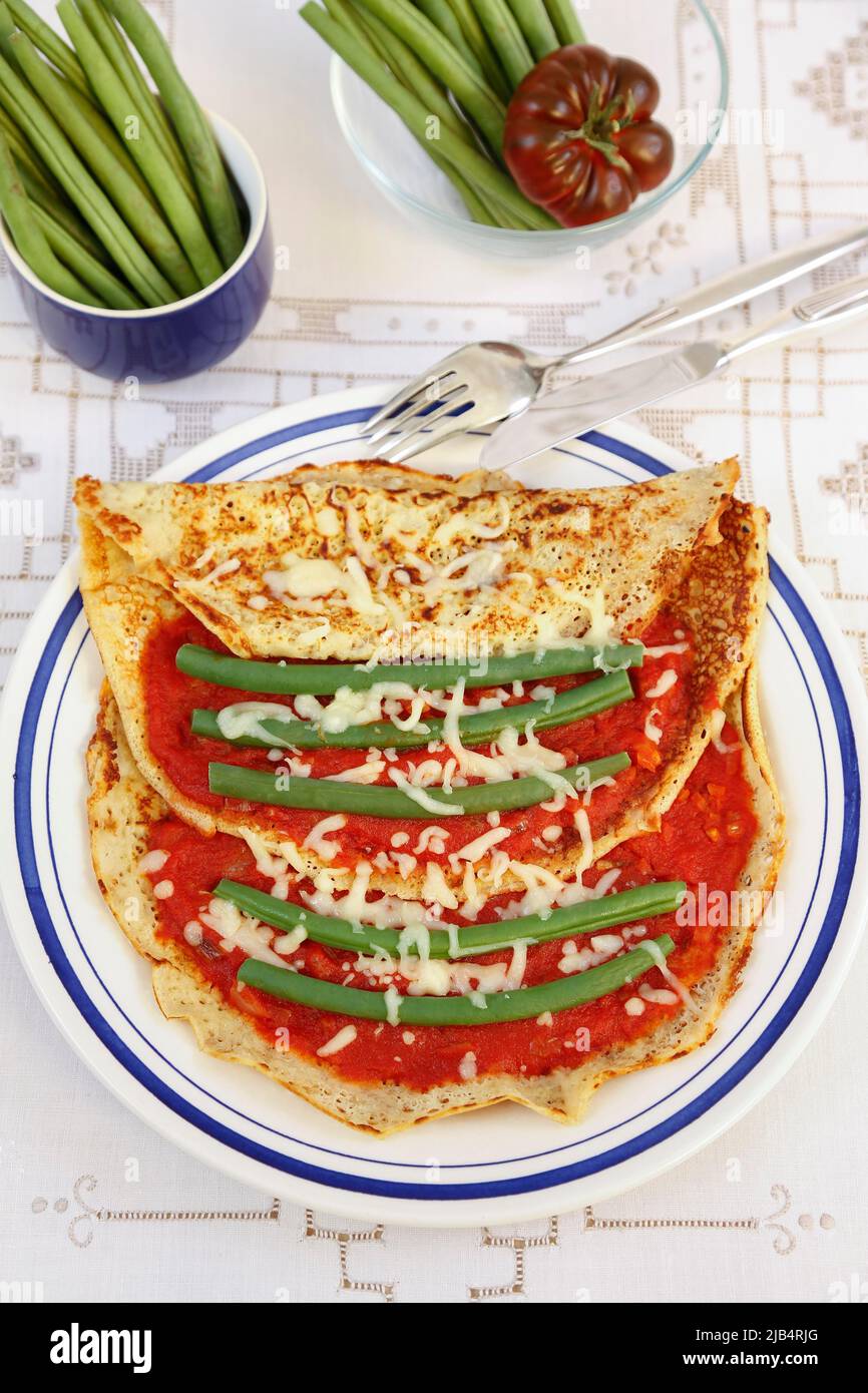 Cuisine souabe, crêpes farcies aux haricots verts, sauce tomate et ...