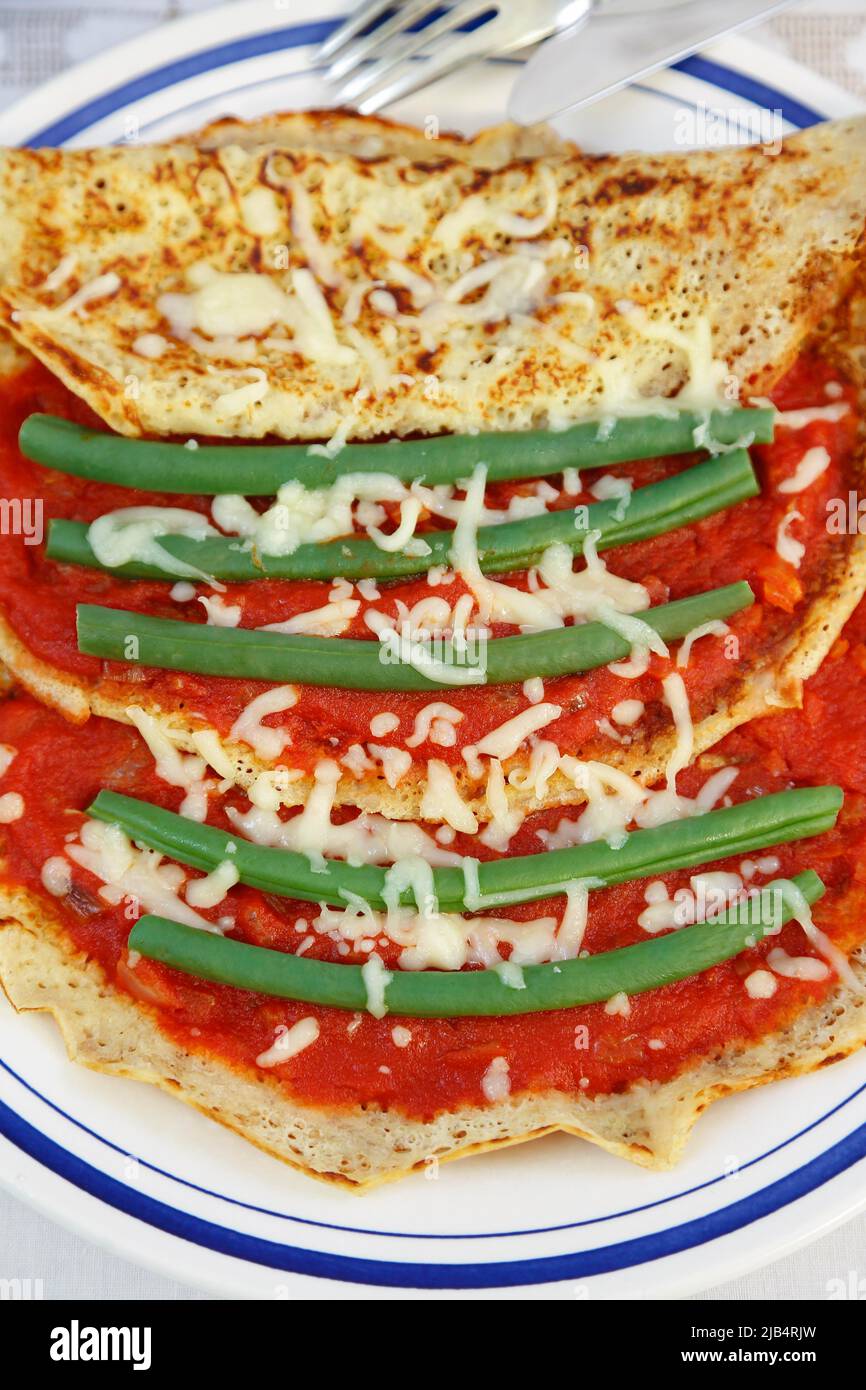 Cuisine souabe, crêpes farcies aux haricots verts, sauce tomate et ...