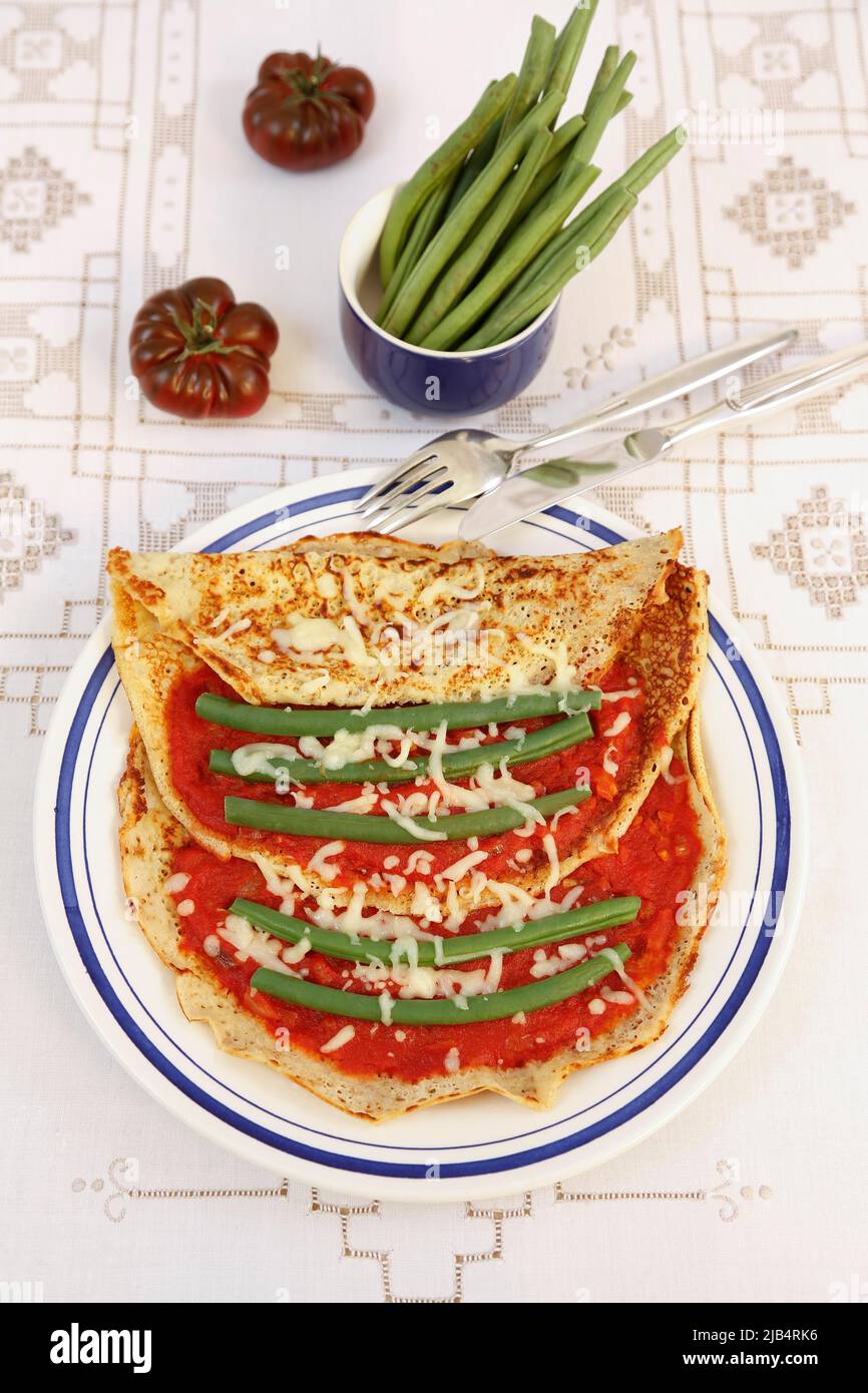 Cuisine souabe, crêpes farcies aux haricots verts, sauce tomate et ...