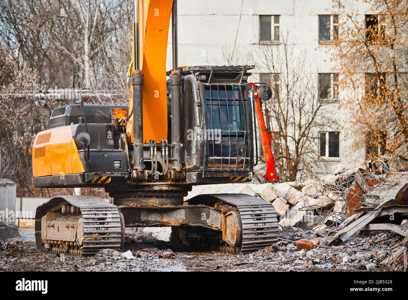 La pelle hydraulique travaille avec des débris sur le chantier de ...