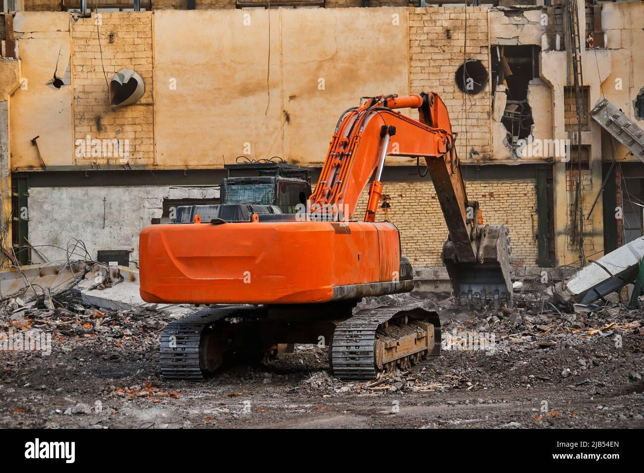 La pelle hydraulique travaille avec les déchets sur le chantier de ...