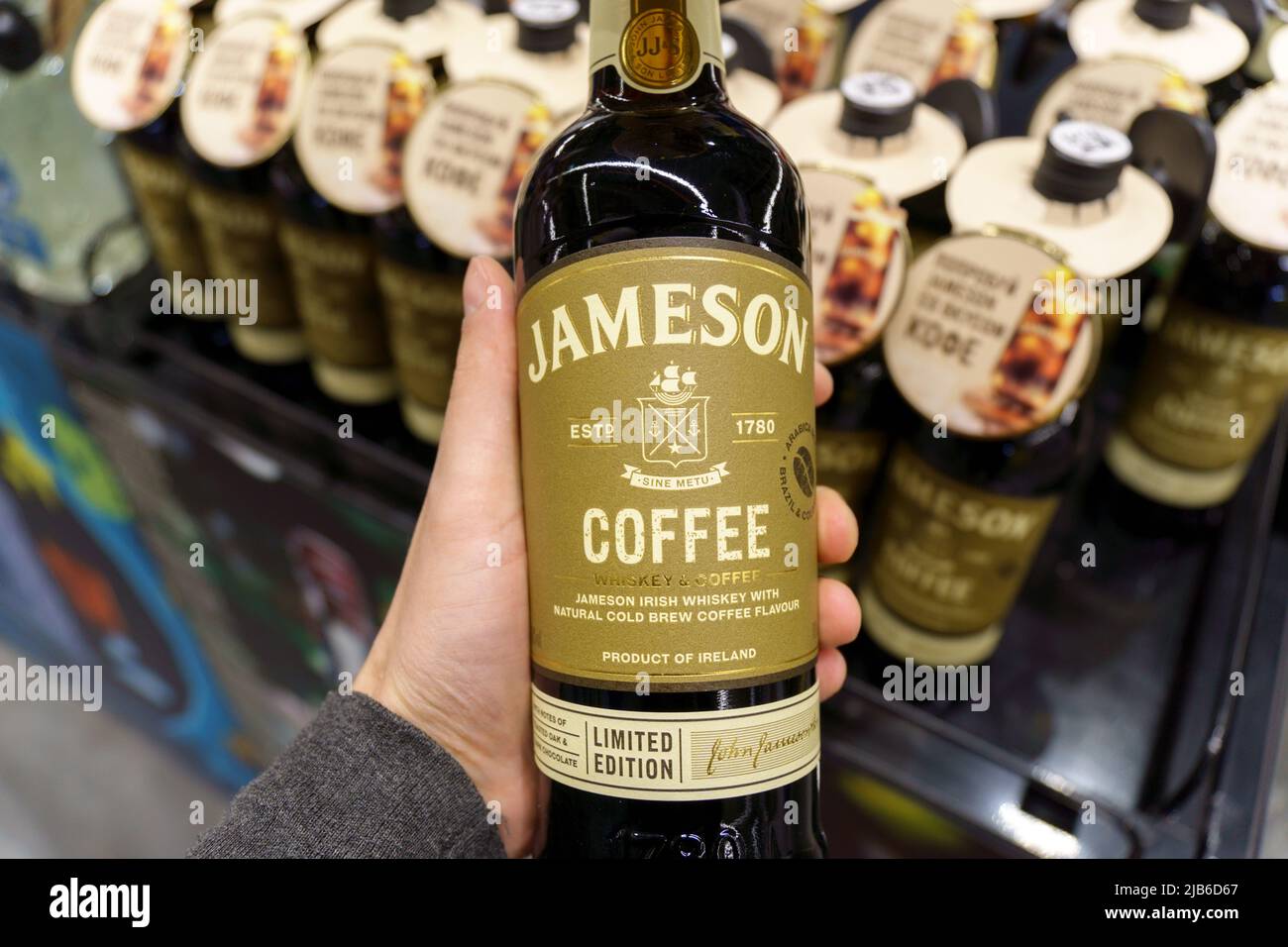 Tyumen, Russie-08 mai 2022 : le whisky irlandais Jameson Coffee a été ...