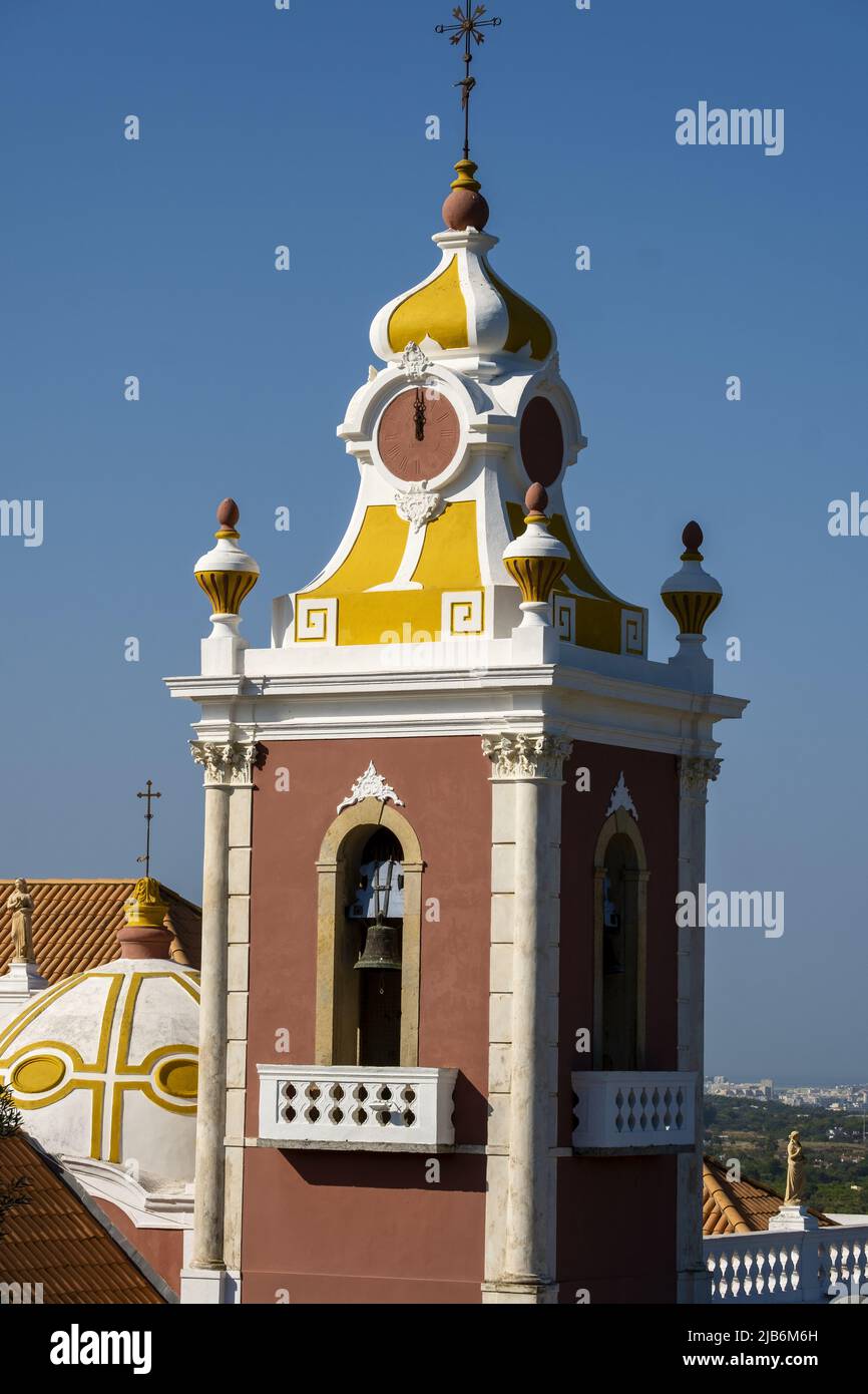 Détails d'une tour et façades du palais Estoi à Estoi, quartier de Faro ...