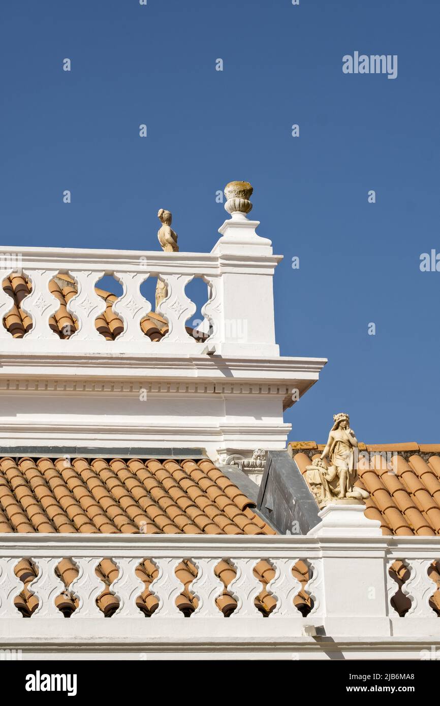 Détails d'une tour et façades du palais Estoi à Estoi, quartier de Faro ...