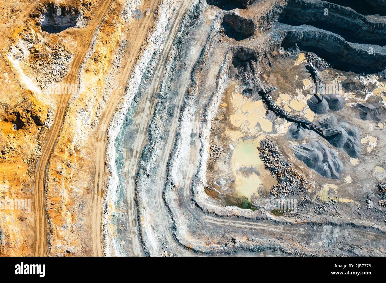 Mine de dolomite. Terrasses industrielles. Vue aérienne de l ...
