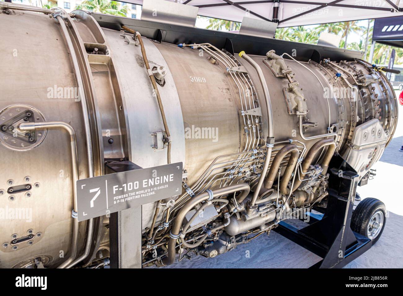 F 100 moteur en coupe f 15 eagle f 16 fighting falcon Banque de ...