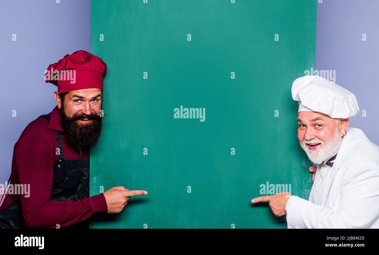 Le cuisinier a montré un tableau vide. Le chef pointe le doigt sur le ...