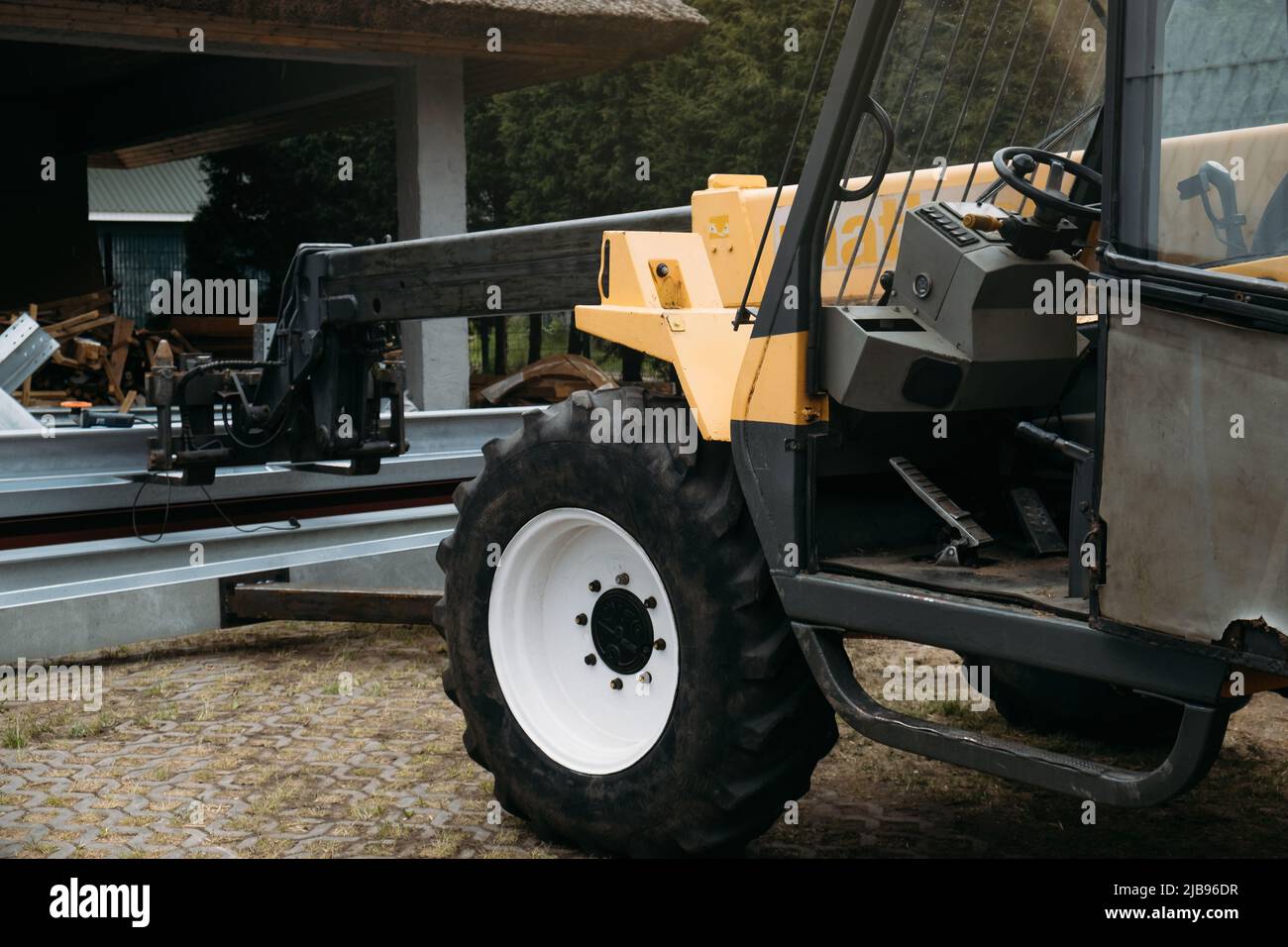L'élévateur porte une structure en métal lourd. Fonctionnement du gros ...