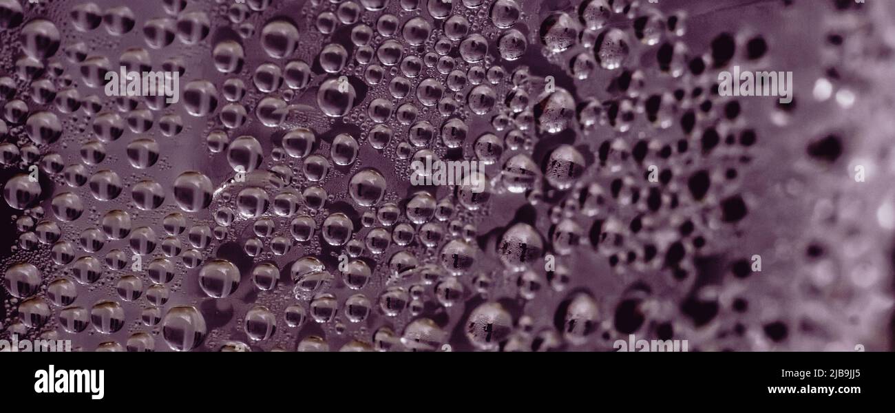 De nombreuses gouttes de pluie d'eau de condensation humide de fenêtre ...