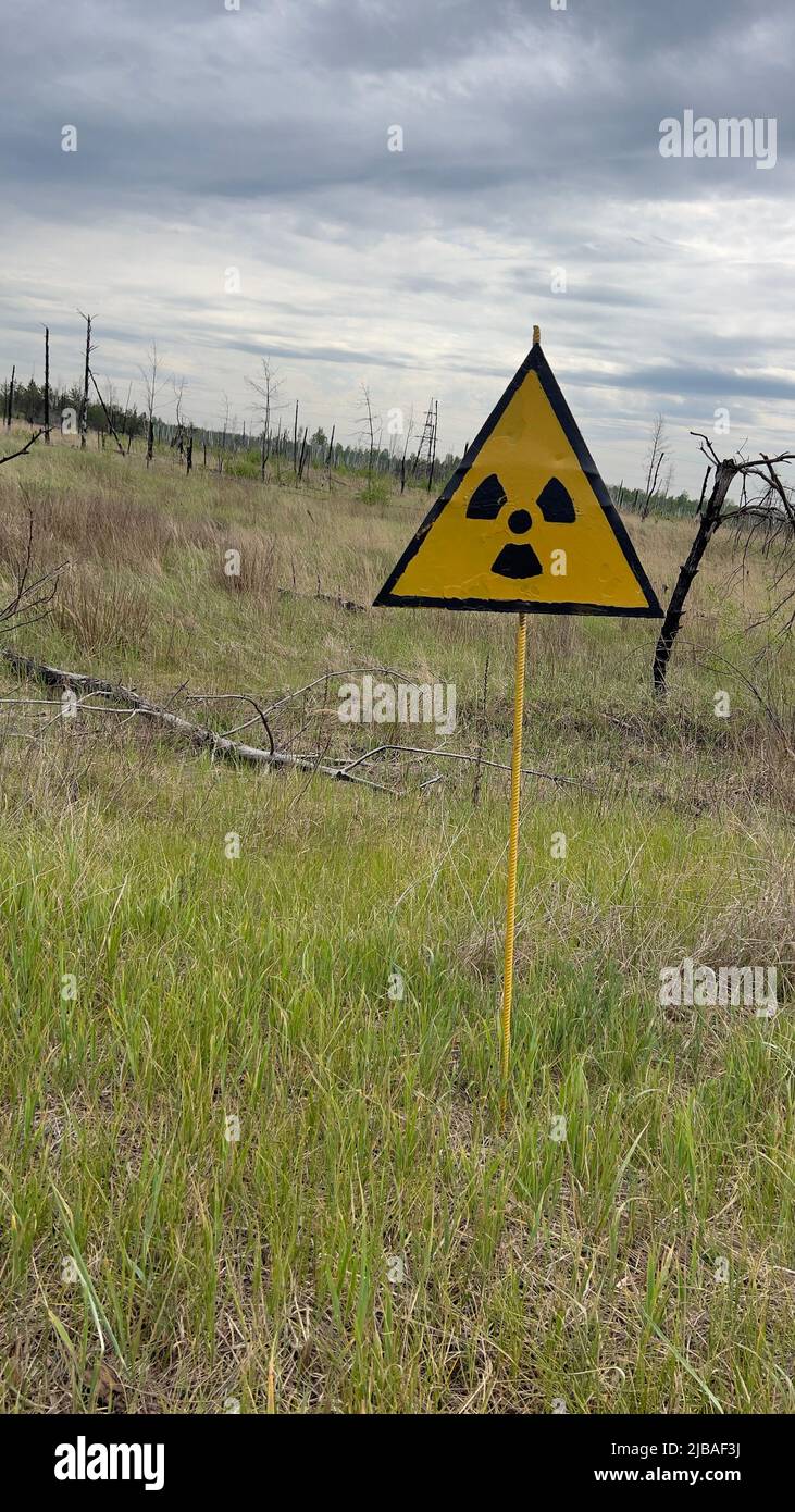 Ionizing radiation trefoil symbol Banque de photographies et d’images à ...