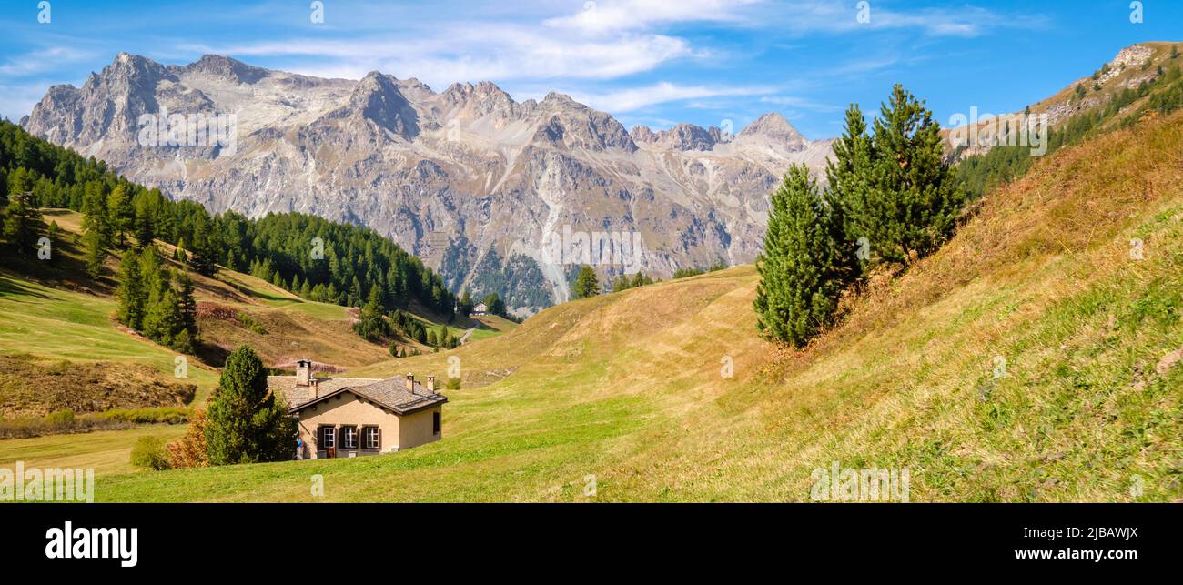 Les sentiers de randonnée dans la vallée de Fex (Suisse) offrent de ...