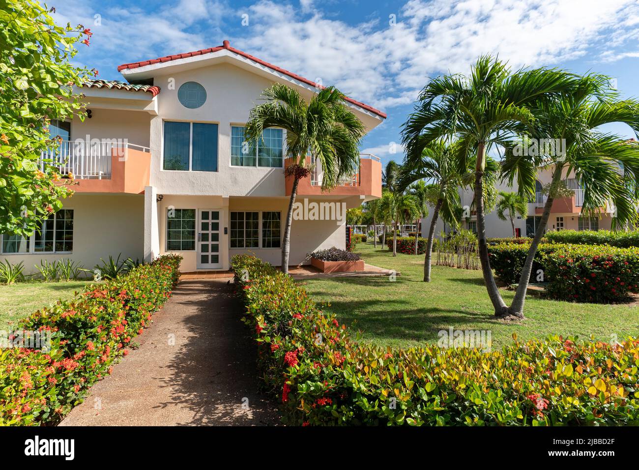 Belle cour avec un jardin en face d'une maison de deux étages. Maison ...