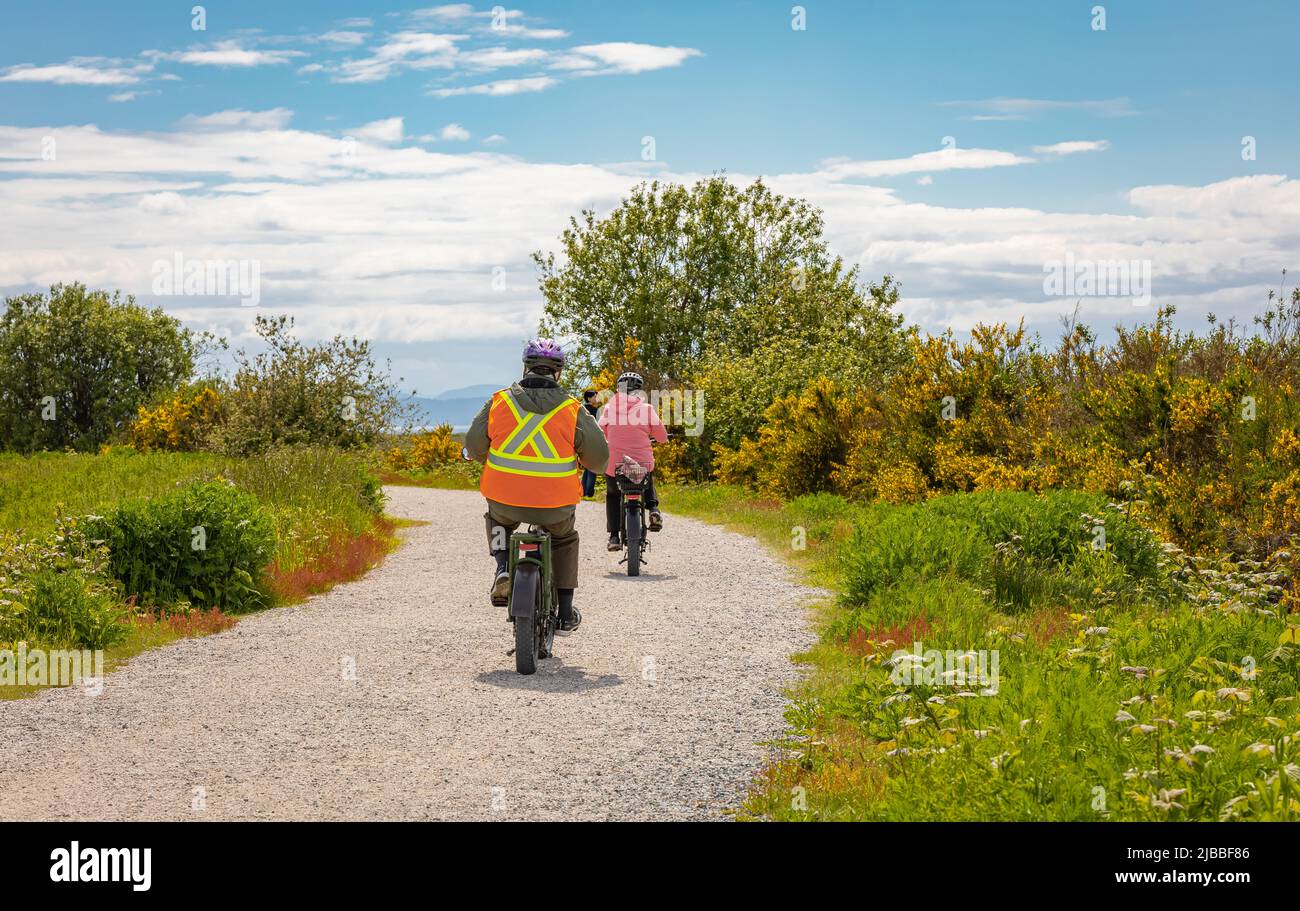 Cyclistes sur une piste cyclable sur une route Banque de photographies ...