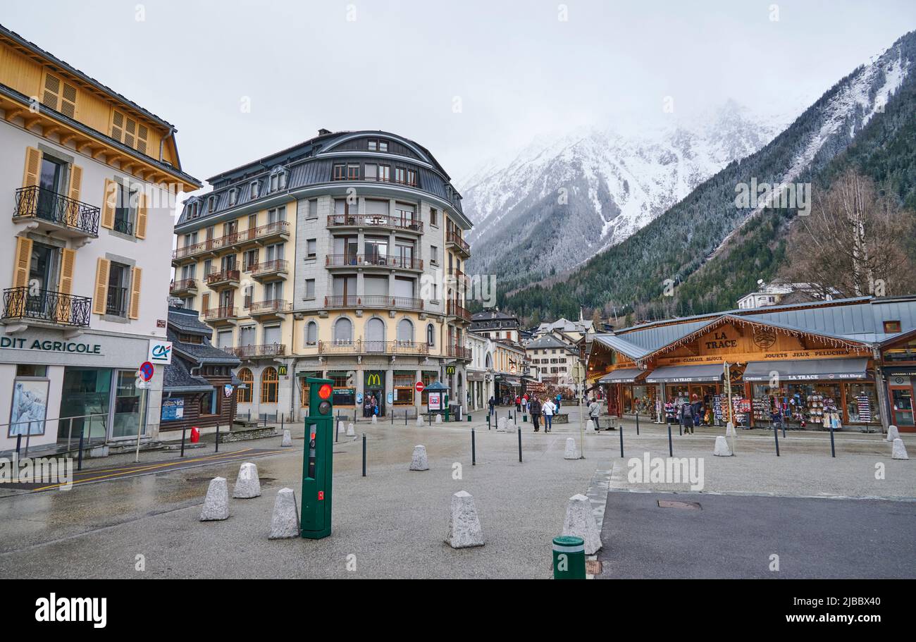 Un paysage de la ville de Chamonix-Mont-blanc au printemps avec le Mont ...