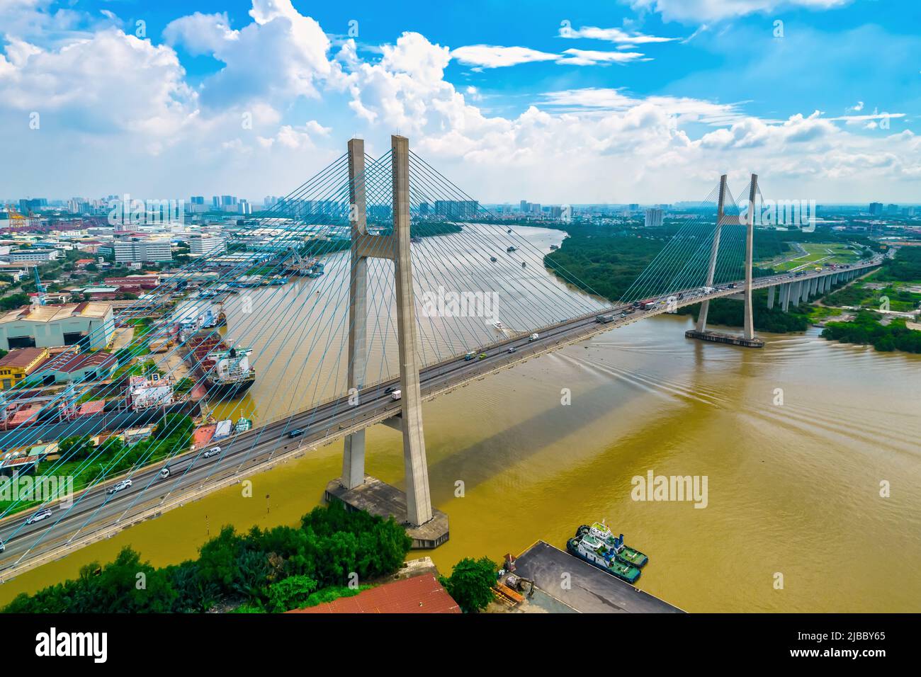 Vue de Phu mon pont à Ho Chi Minh ville, Vietnam. C'est le plus grand ...