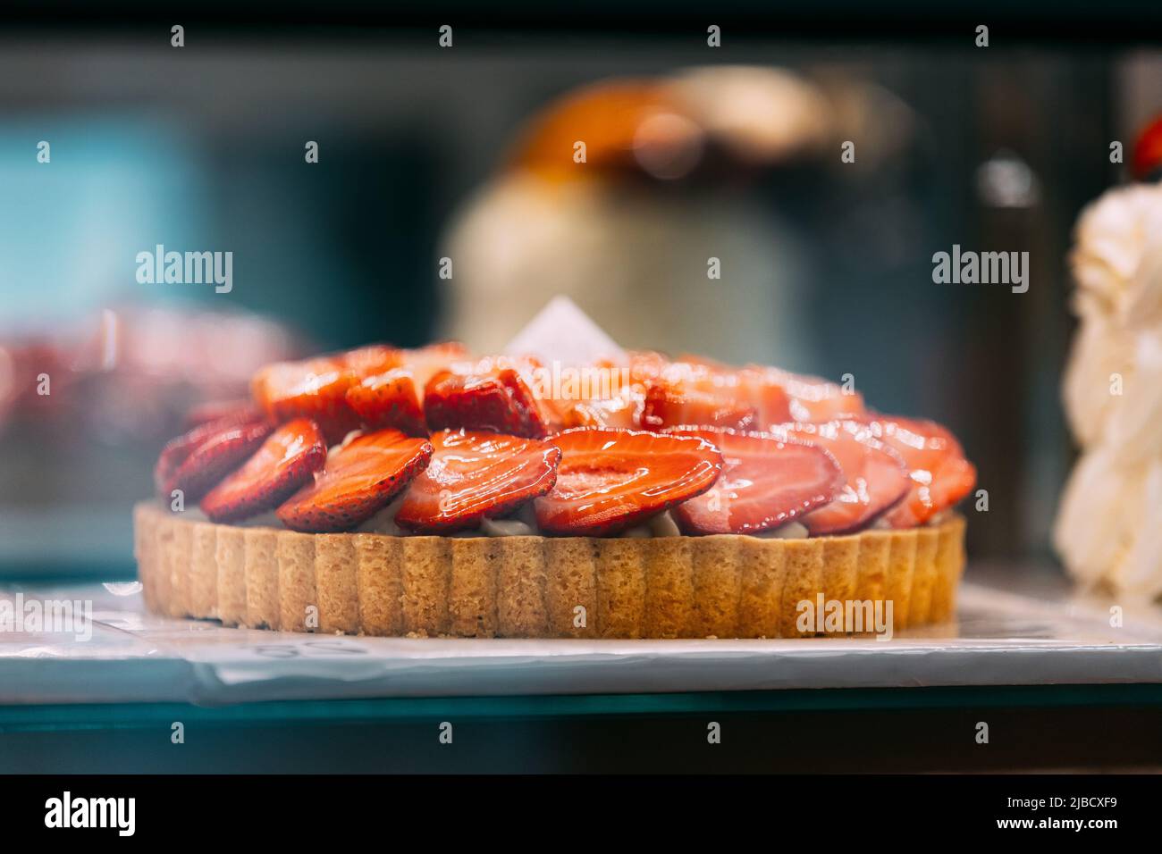 tarte aux fraises, assortiment de pâtisseries dans la boulangerie ...