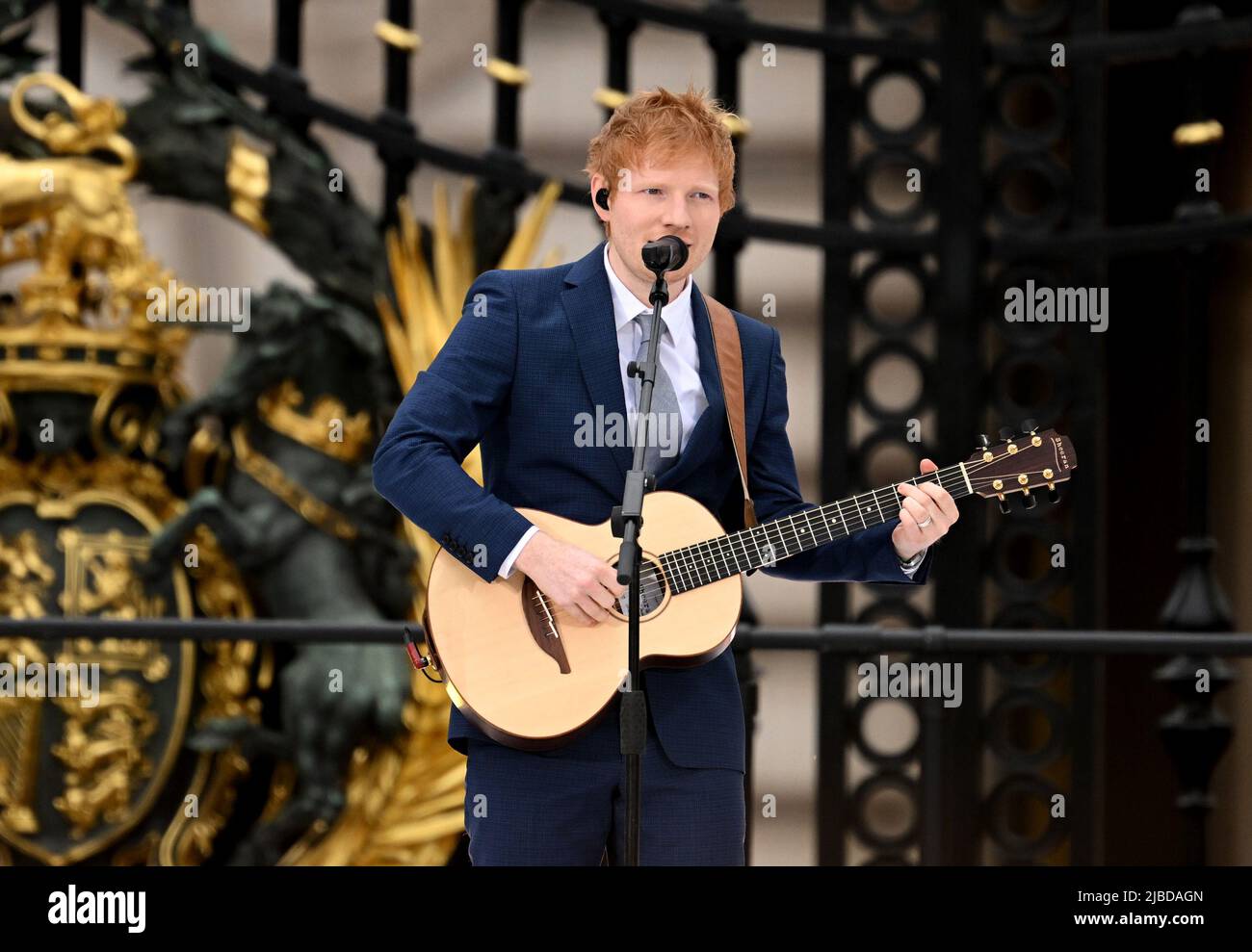 Ed Sheeran se produit lors du Jubilé de platine en face de Buckingham ... Ed Sheeran se produit lors du Jubilé de platine en face de Buckingham ...