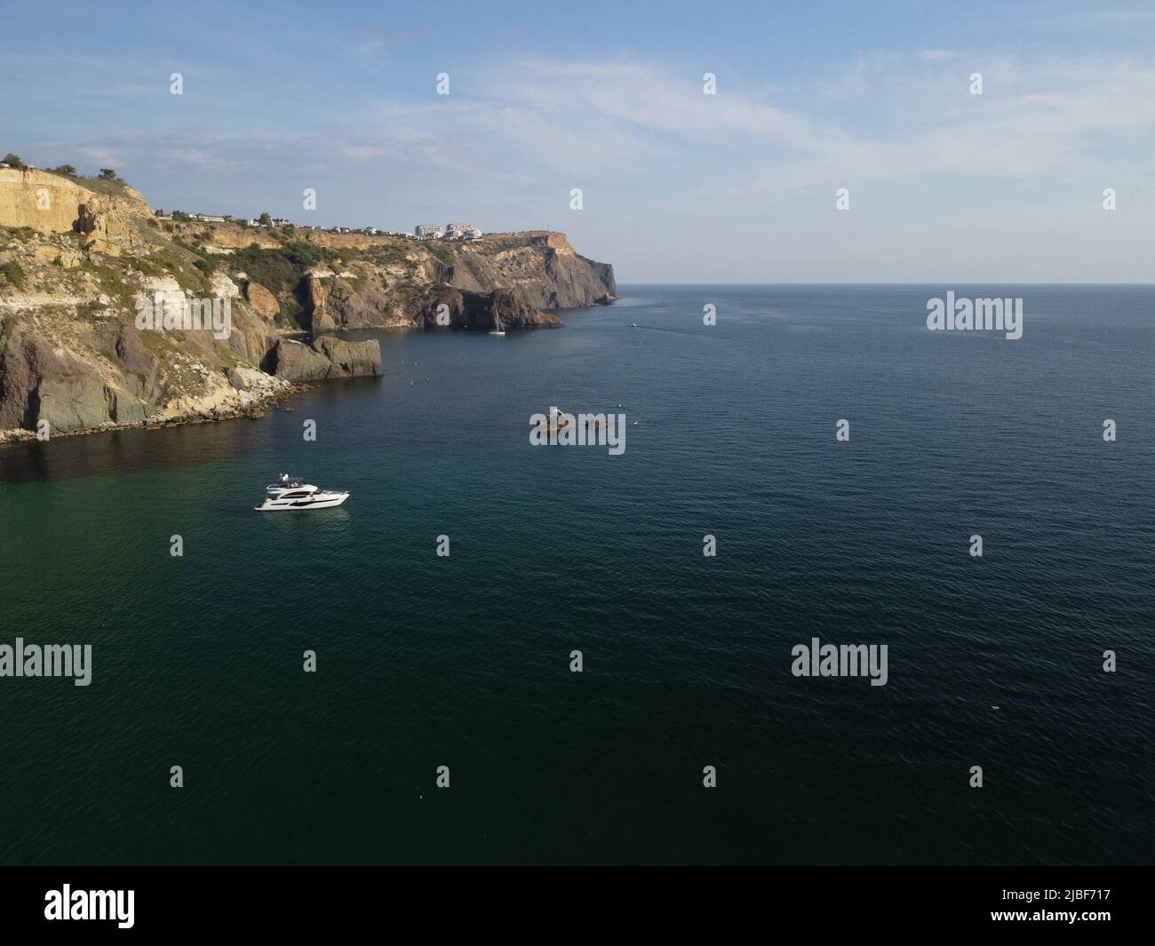 Vue panoramique aérienne sur les paysages marins avec mer azur et côtes ...