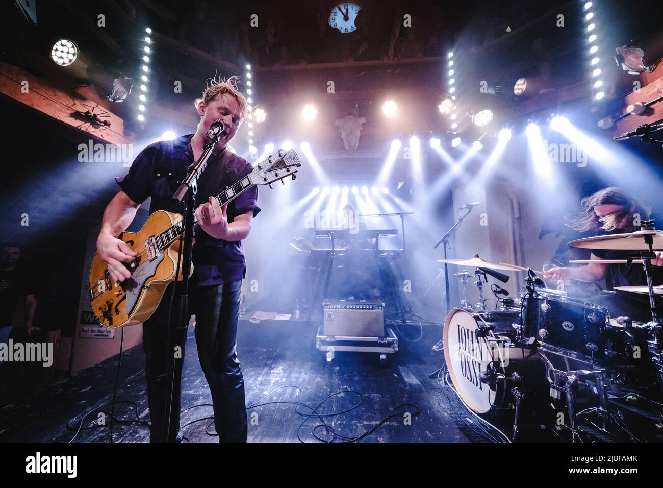 Johnossi en direct Banque de photographies et d’images à haute résolution - Alamy