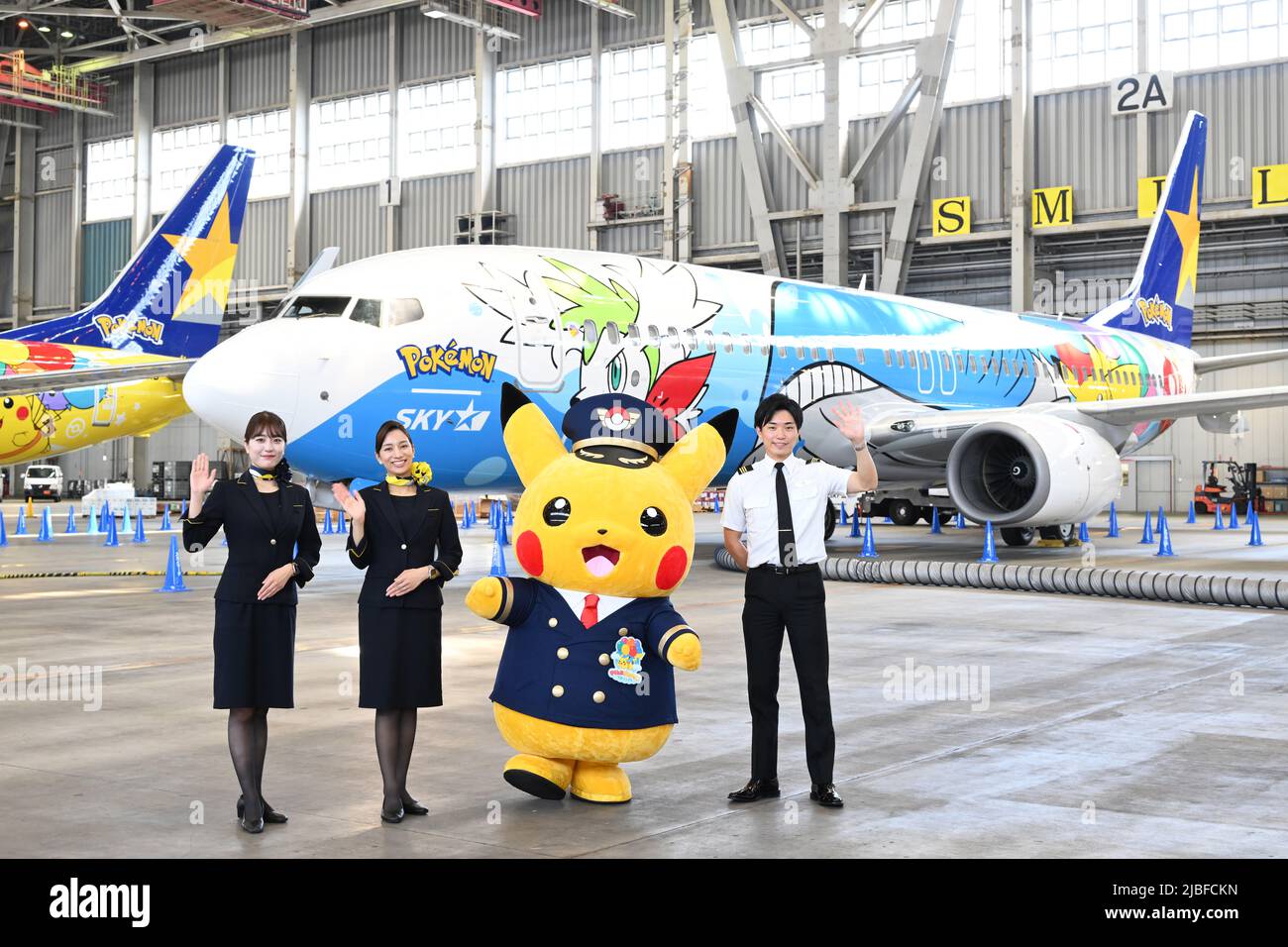 Le pilote et les agents de bord de Skymark dévoilent le « Pikachu Jet ...