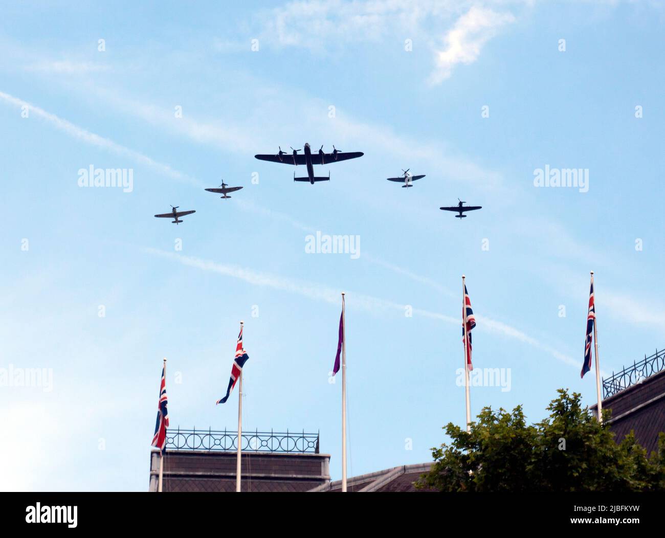 Un Lancaster, volant en formation avec deux Spitfires et deux ouragans ...