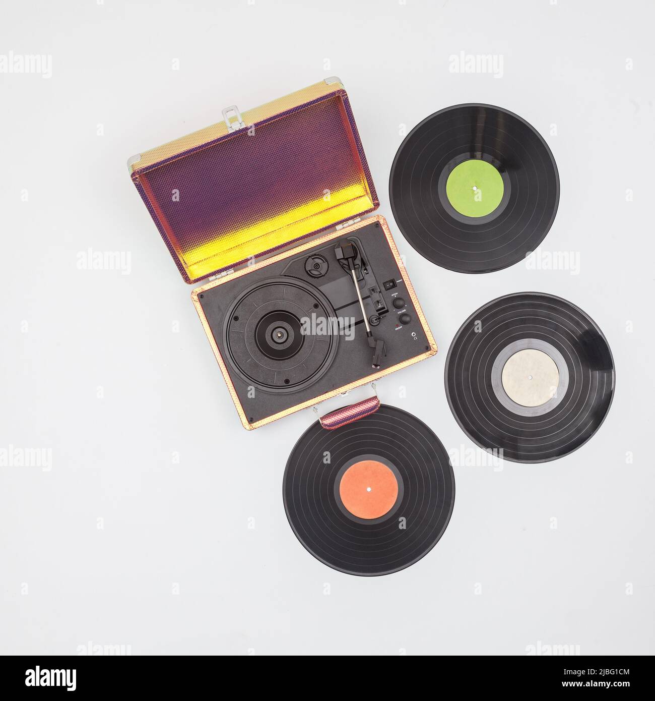 Ancien lecteur platine vinyle avec disque isolé sur fond blanc Photo ...