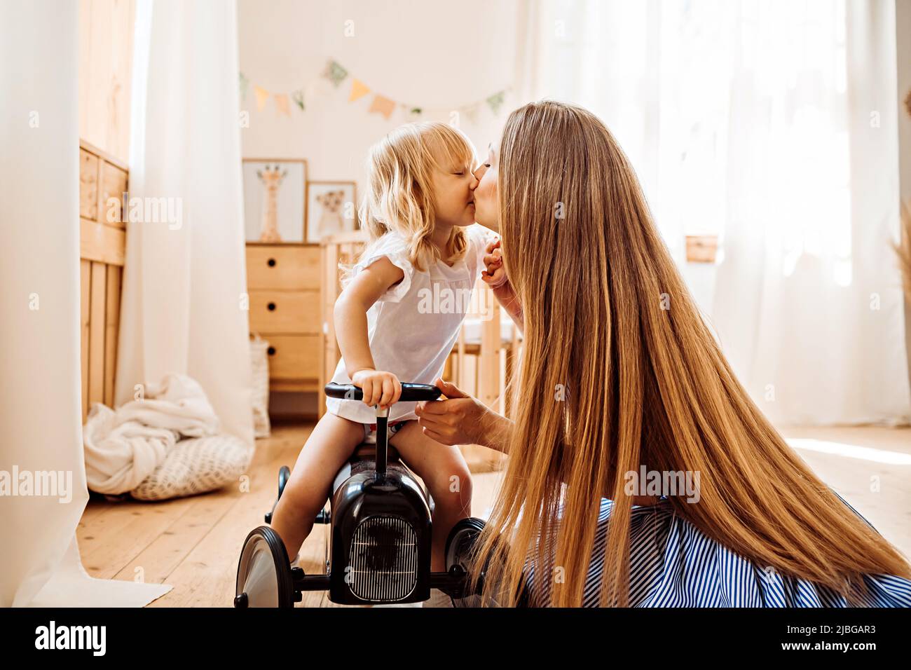 Jeune Femme Embrasse Son Enfant Banque De Photographies Et Dimages à