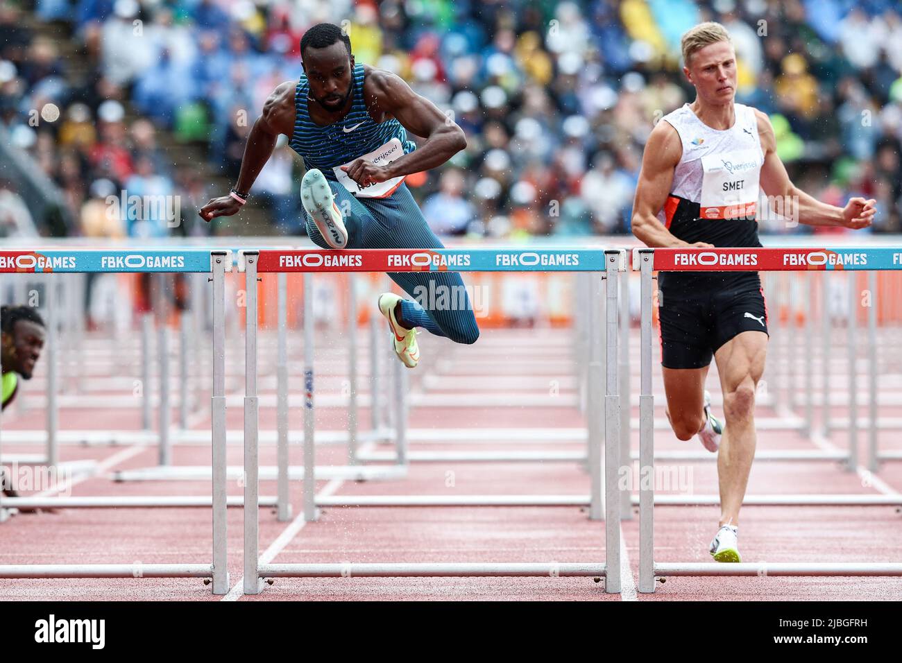 HENGELO - Daniel Roberts et Koen Smet en action sur les hommes haies de ...