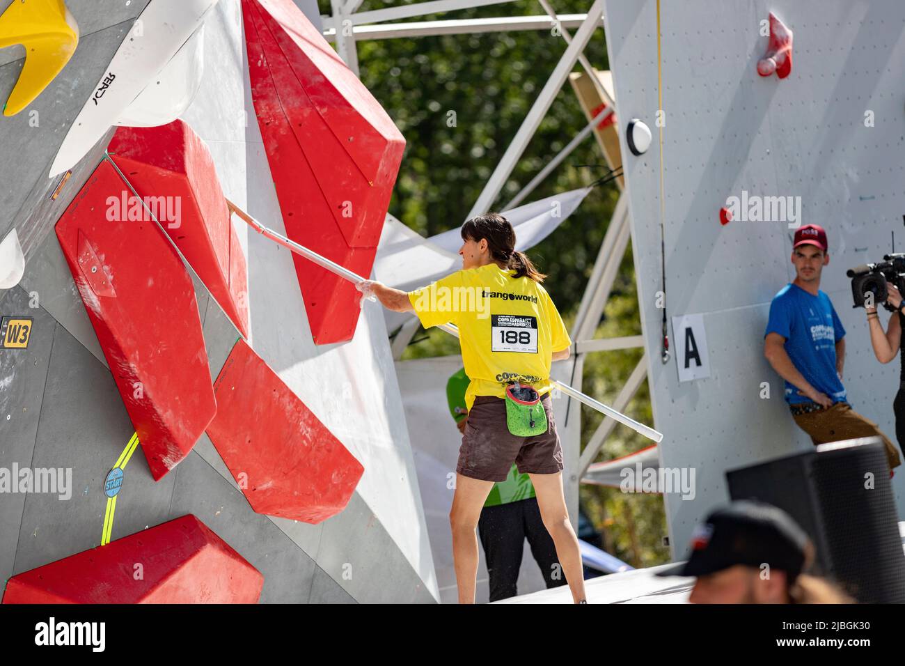 Escalade. Sport. Jeune personne grimpant dans Block Climbing. Exercice ...