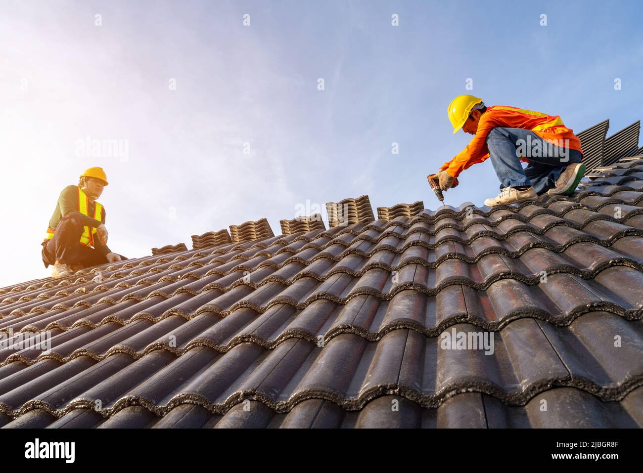 Deux Roofer travaillant sur la structure de toit du bâtiment sur le ...
