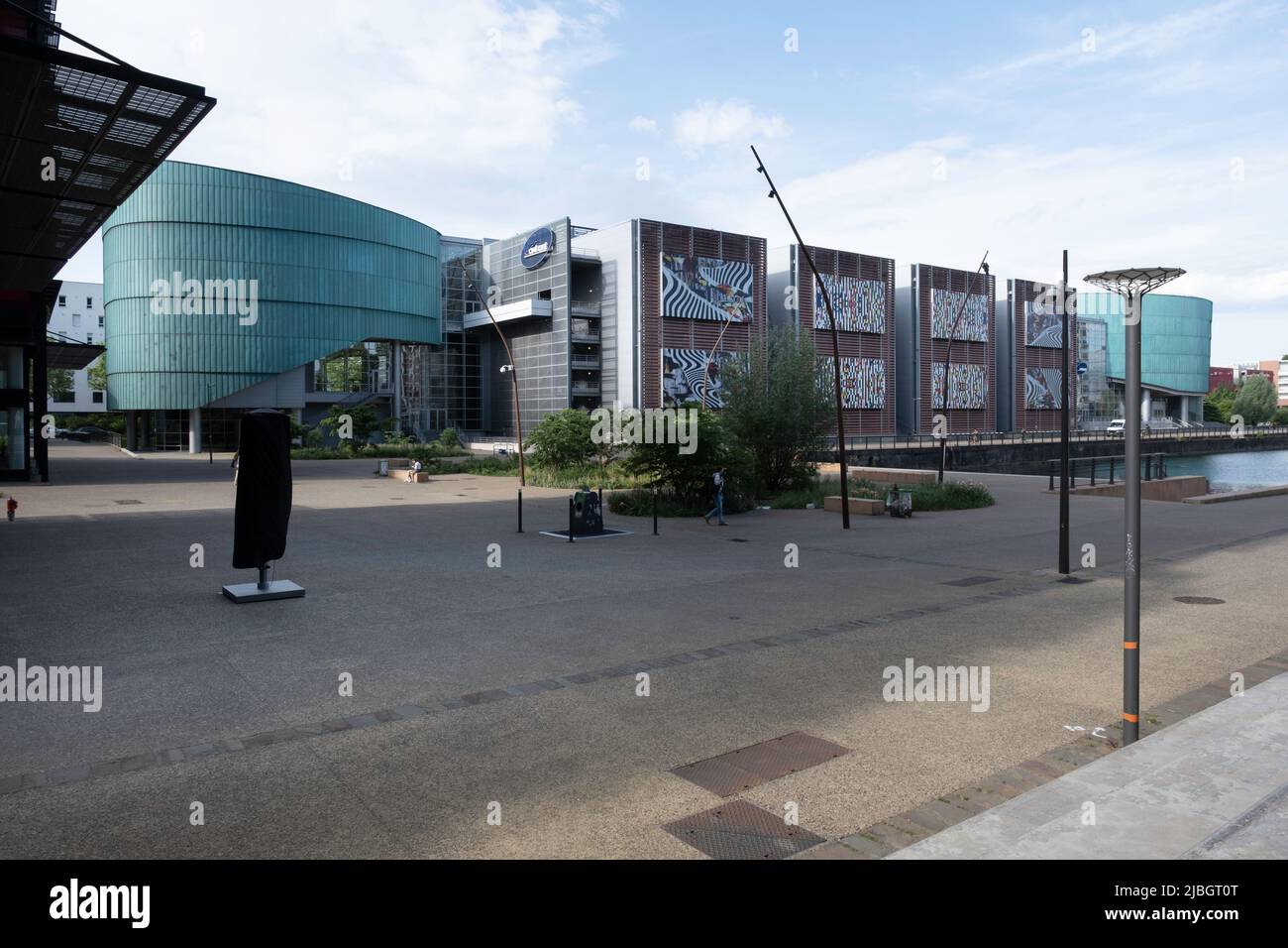 Bâtiment moderne du cinéma 'UGC Cine cite Strasbourg' à Strasbourg, sur ...