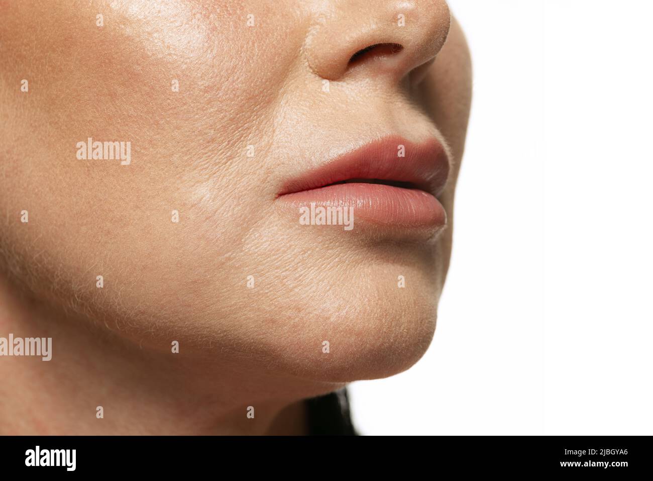 Gros plan du visage inférieur de la femme d'âge moyen avec les ...