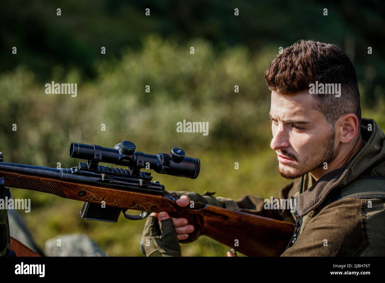 L'homme est à la chasse. Chasse fusil de chasse. Chasseur. Période de ...