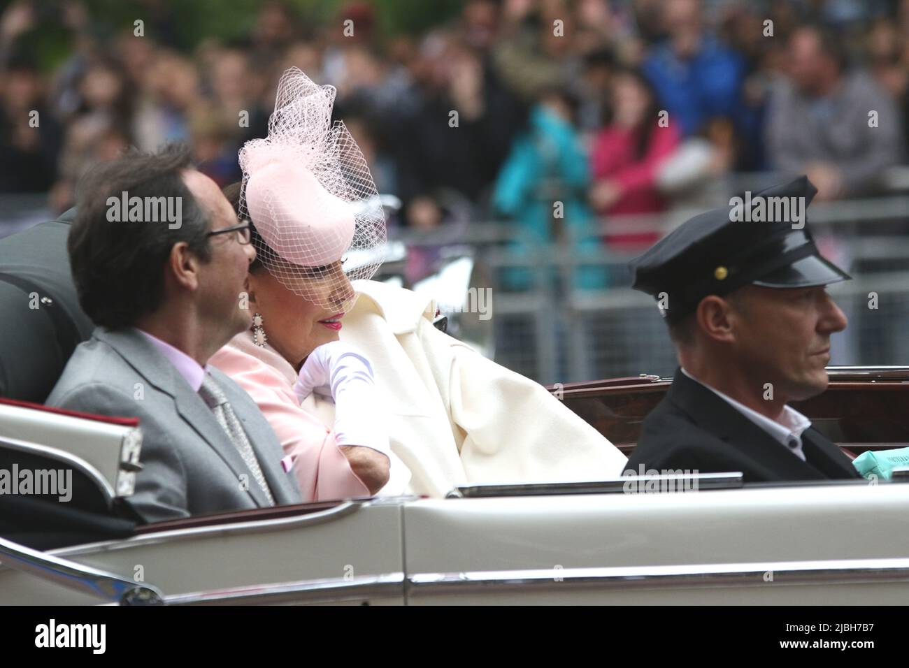Dame Joan Collins et son mari Percy Gibson dans une voiture à toit ...