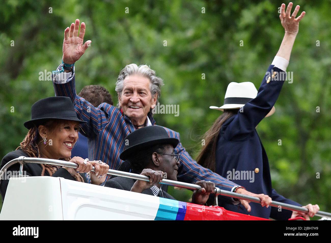 Patrick Mower sur un bus à toit ouvert au Platinum Jubilee Pageant 2022 ...
