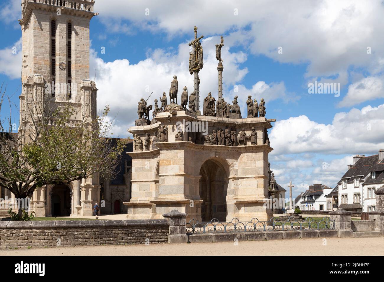 Le Calvaire monumental de Pleyben placé en face de l'église Saint ...