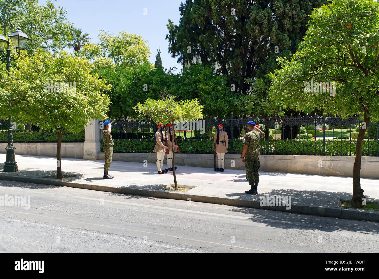 Soldats de la Garde présidentielle Evzones ou Evzonoi dans le centre ...