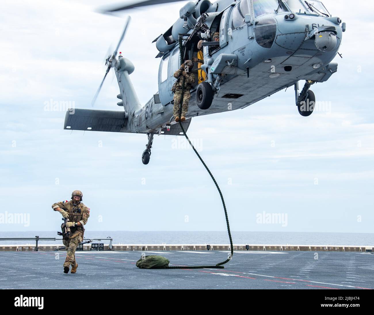 220603-N-BR419-1382 MER DES PHILIPPINES (3 juin 2022) les membres de l ...