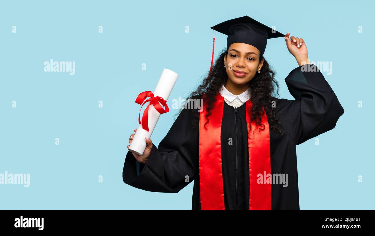 Bonne Afro-américaine femme Graduate vêtue de la cérémonie Robe et ...