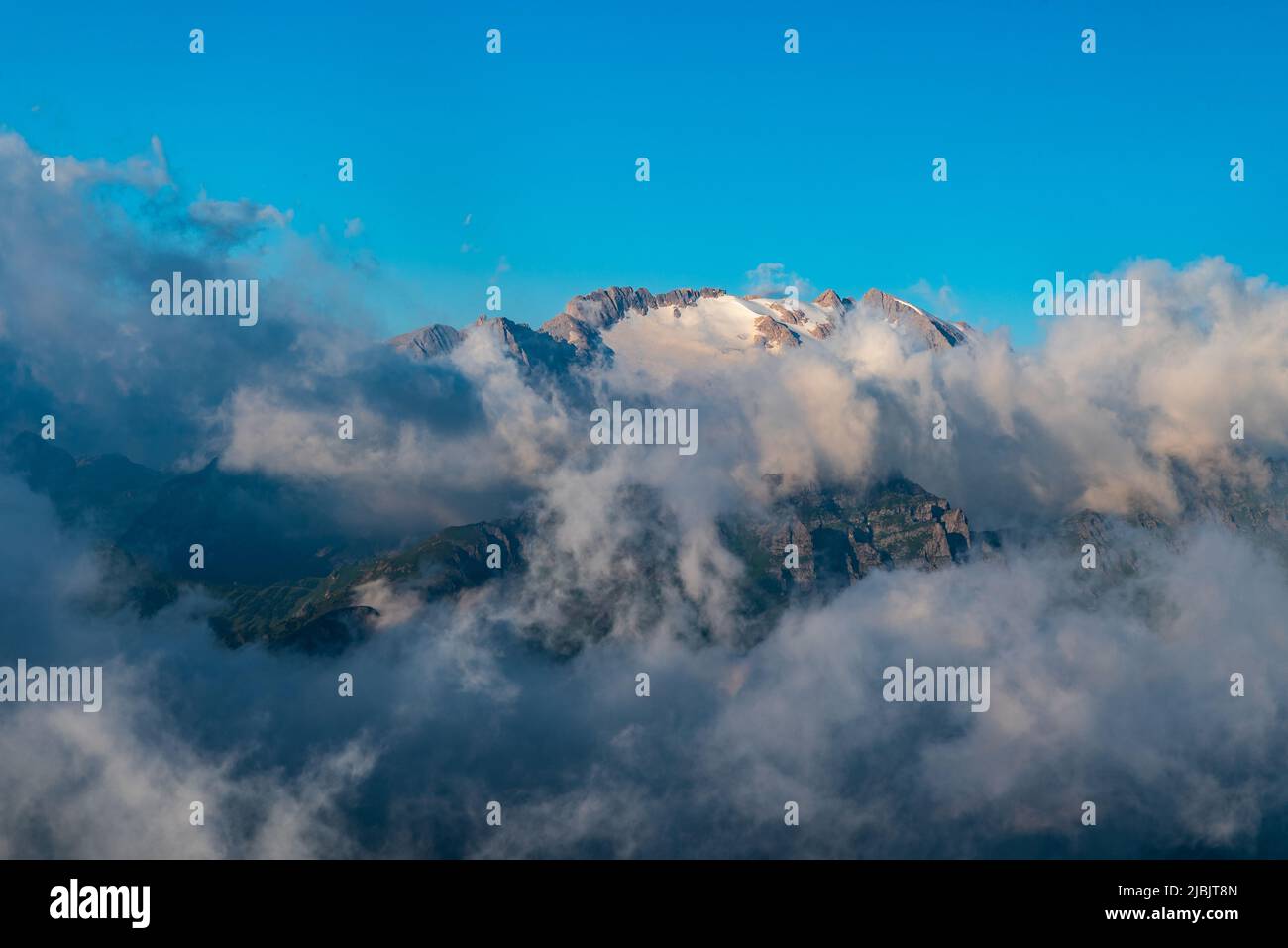 Punta Penia - la plus haute colline du groupe de montagne Marmolada et ...
