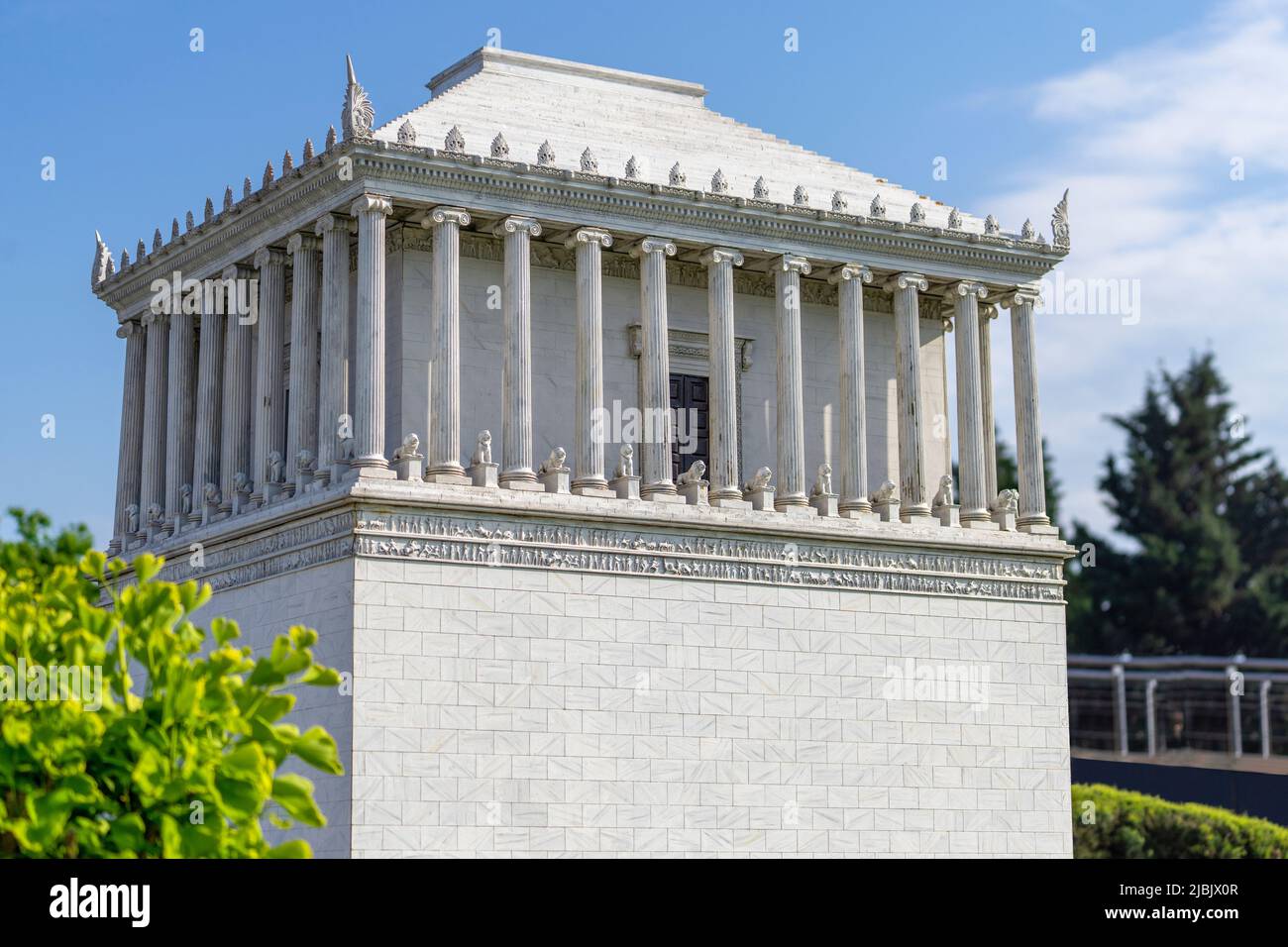 Vue spectaculaire du mausolée à Halicarnassus dans le parc Miniaturk d ...