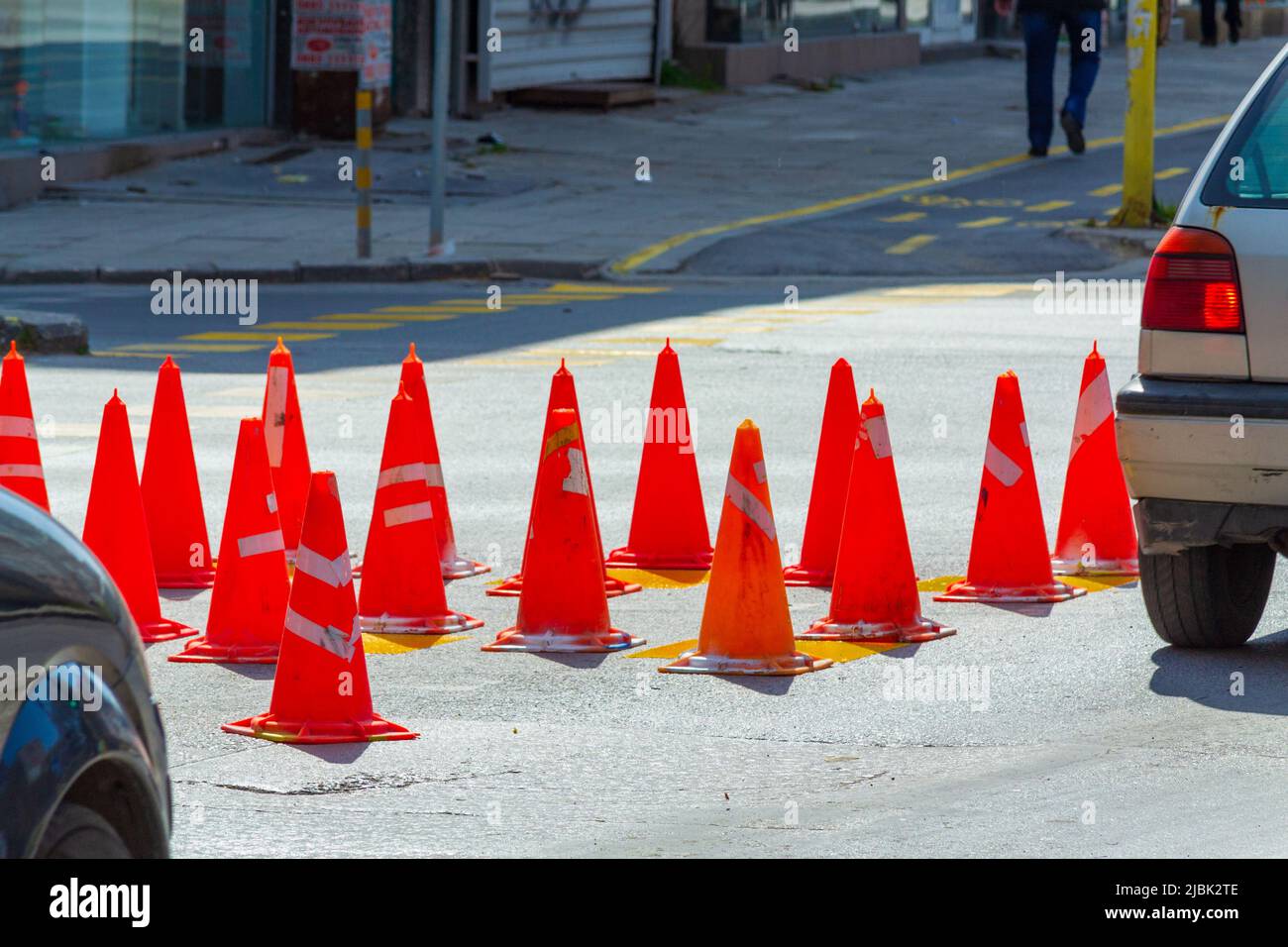 La route fonctionne avec les panneaux et le cône orange de danger de la ...