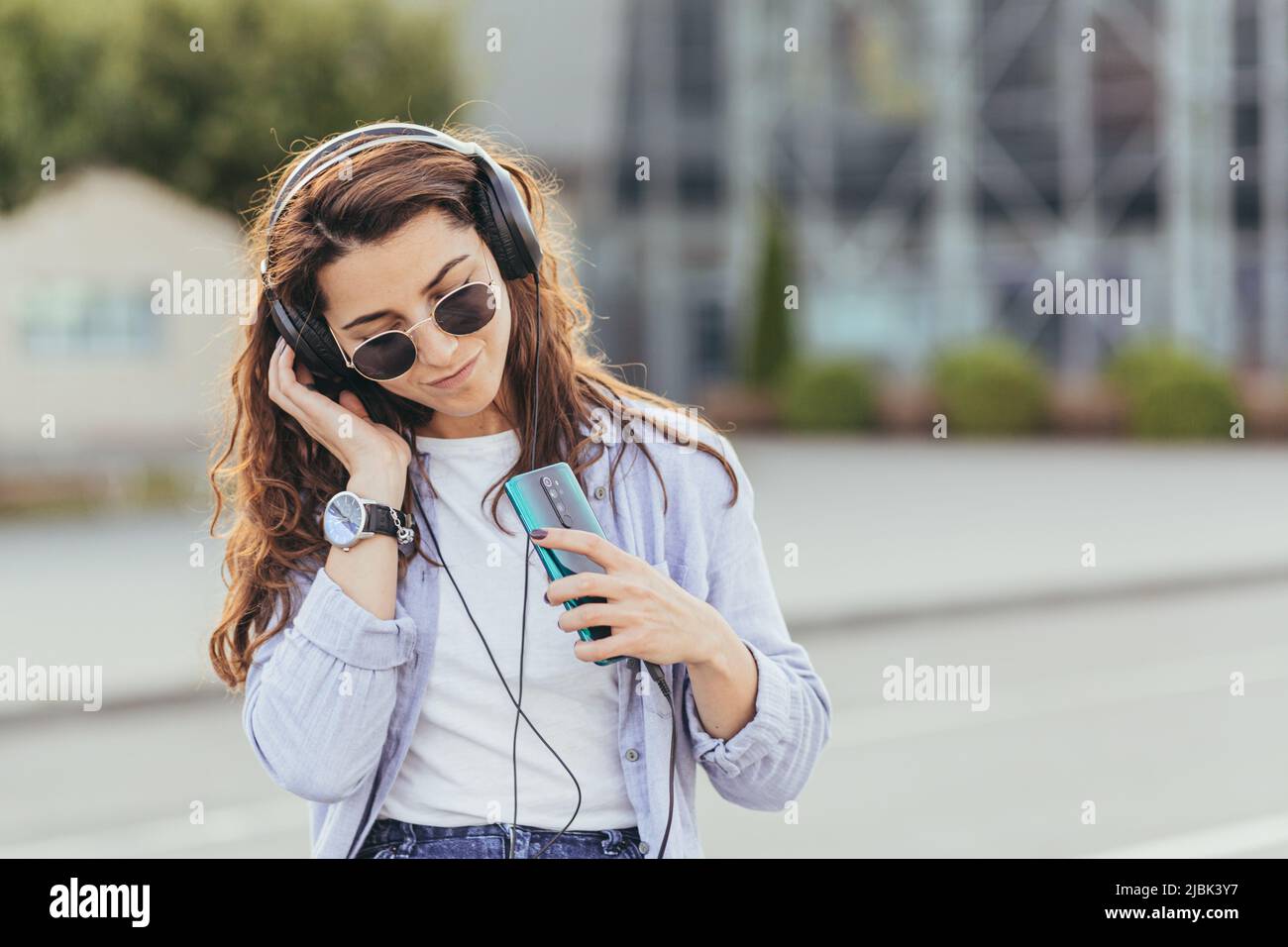 Portrait d'une jeune belle femme qui écoute volontiers la musique du ...